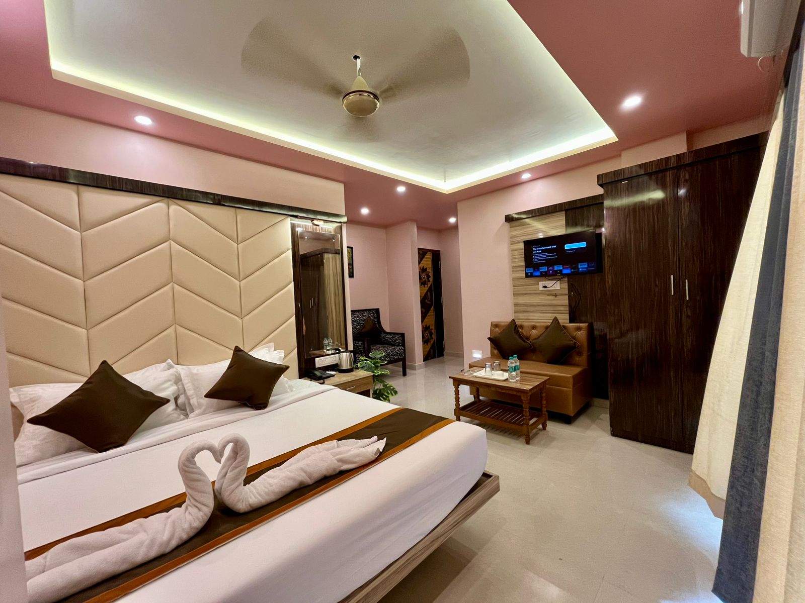 The Little Heaven 𝗕𝗢𝗢𝗞 Kolkata Hotel