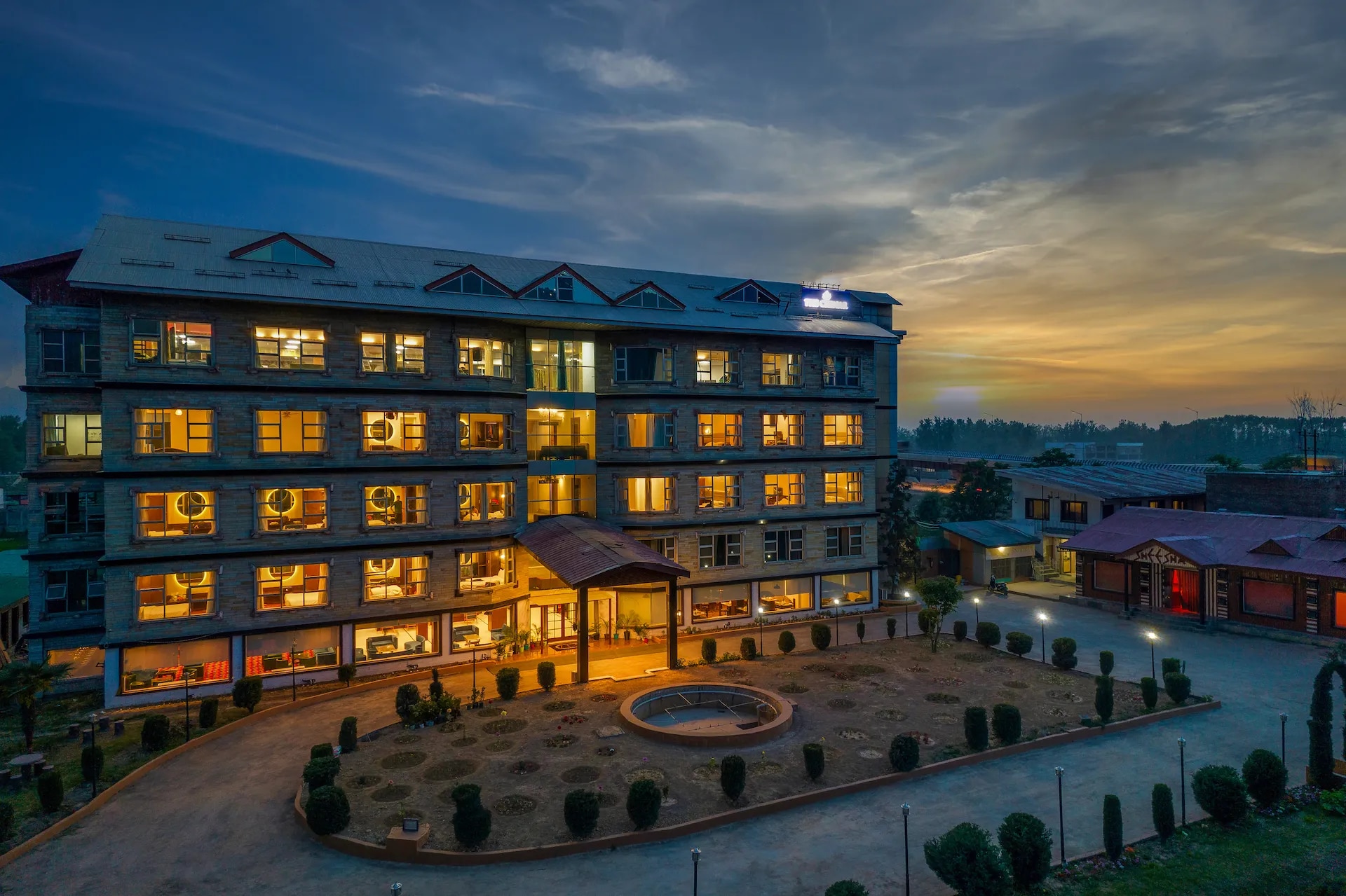 The Countryside Resorts (2 min drive to Railway station) 𝗕𝗢𝗢𝗞 Srinagar ...
