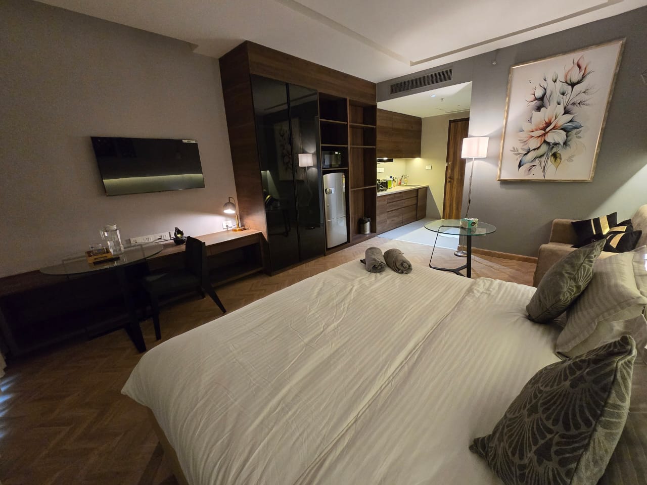 Luxe Lagoon Studio 𝗕𝗢𝗢𝗞 Gurgaon Apartment