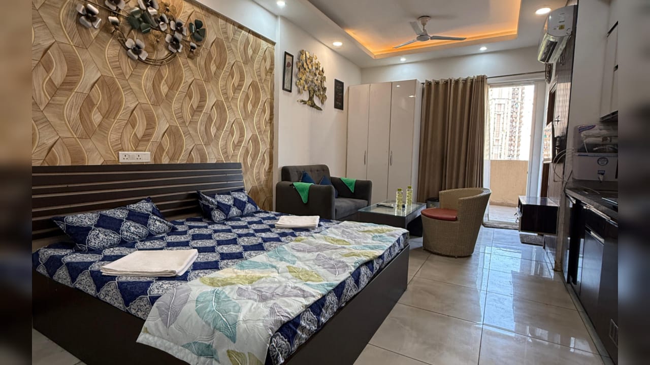 Zoom 𝗕𝗢𝗢𝗞 Noida Apartment