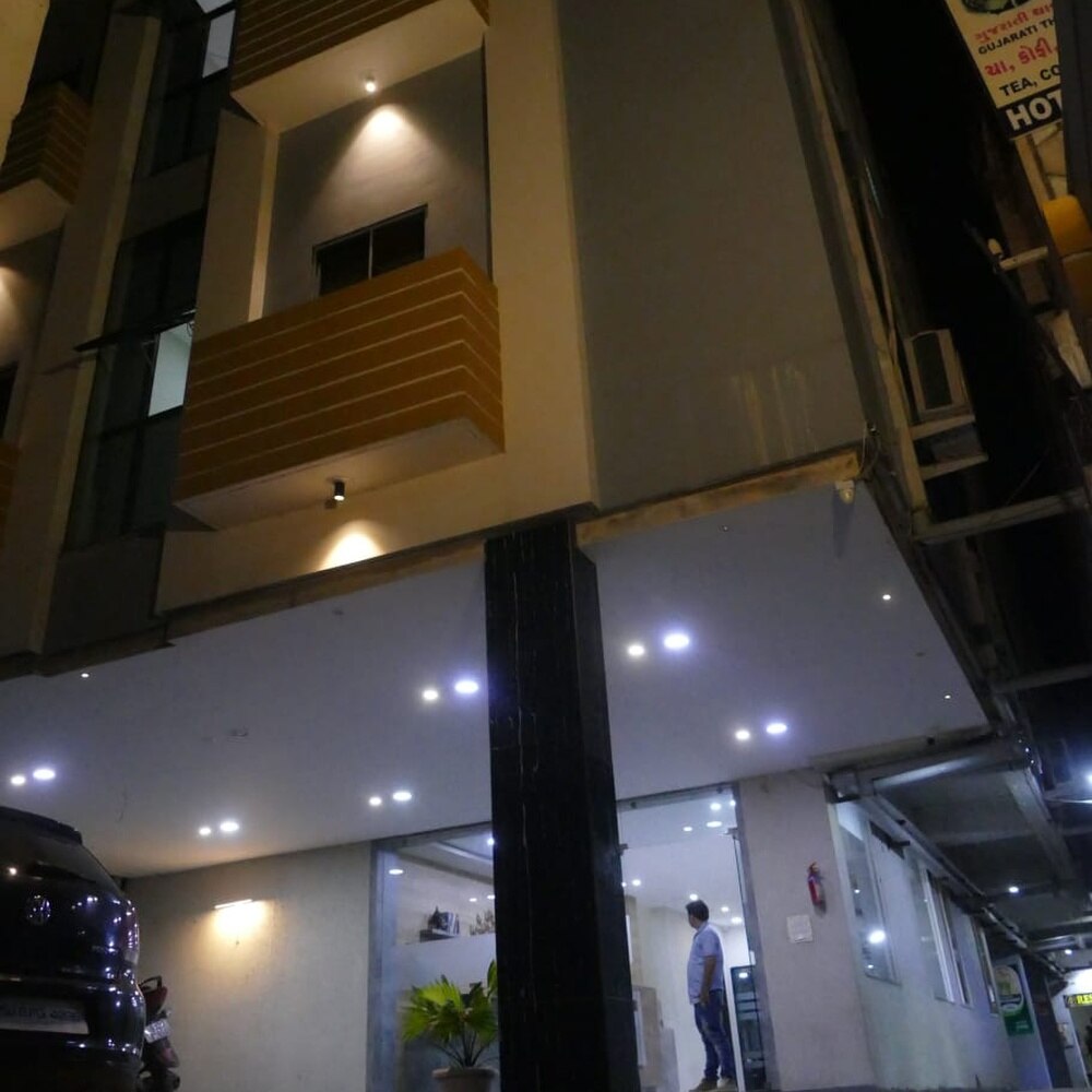 RICHAS HOTEL & RESTAURANT 𝗕𝗢𝗢𝗞 Halol Hotel