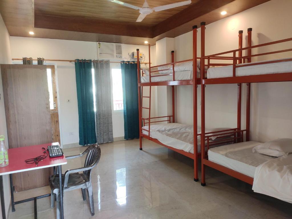 Hill Hoppers Dormitory 𝗕𝗢𝗢𝗞 Rishikesh Hostel