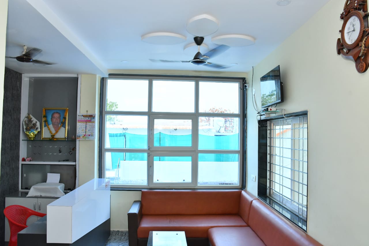 Akshara Lodge 𝗕𝗢𝗢𝗞 Kinwat Hotel