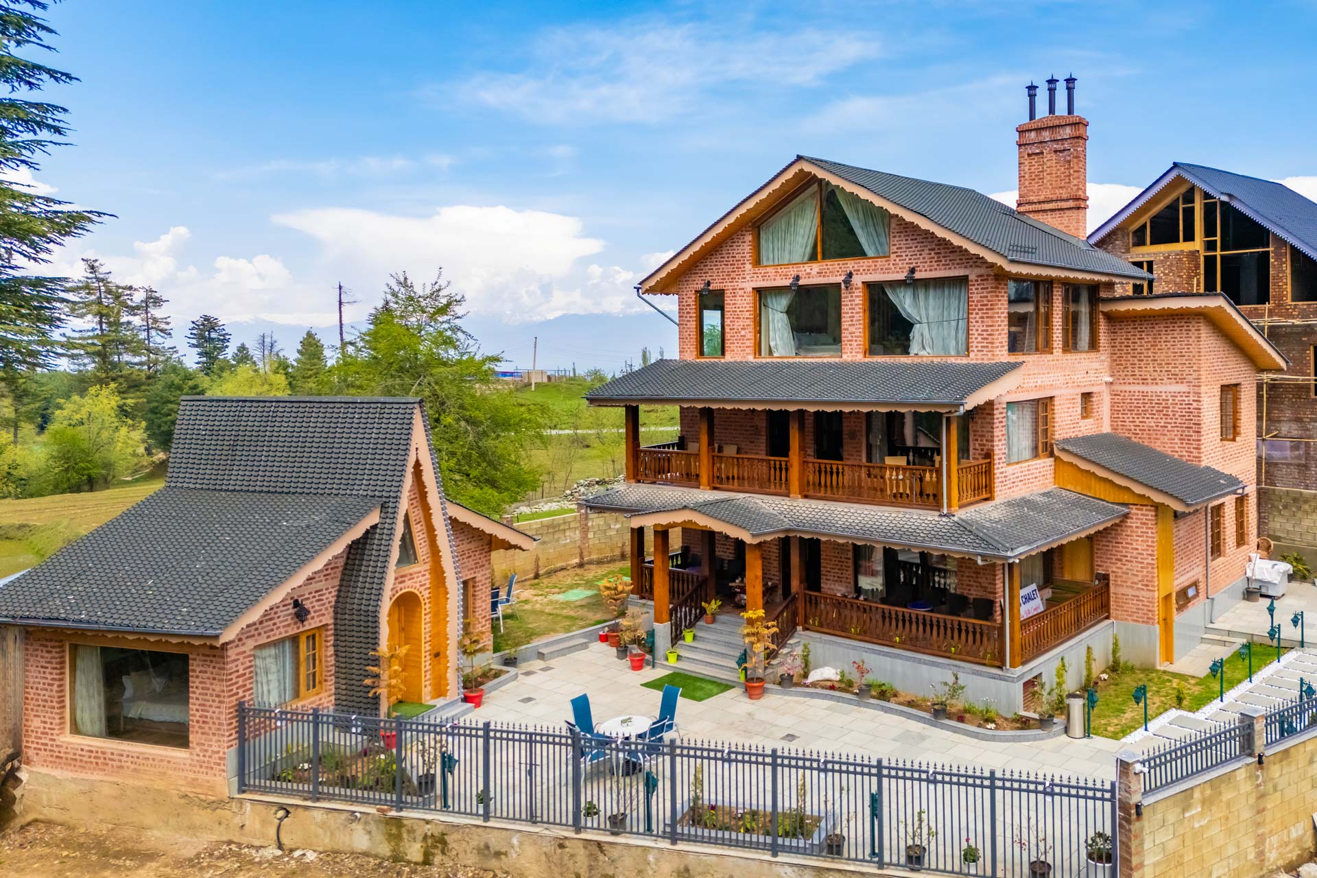 StayVista at Rose @ Swiss Chalet - Tangmarg 𝗕𝗢𝗢𝗞 Gulmarg Villa