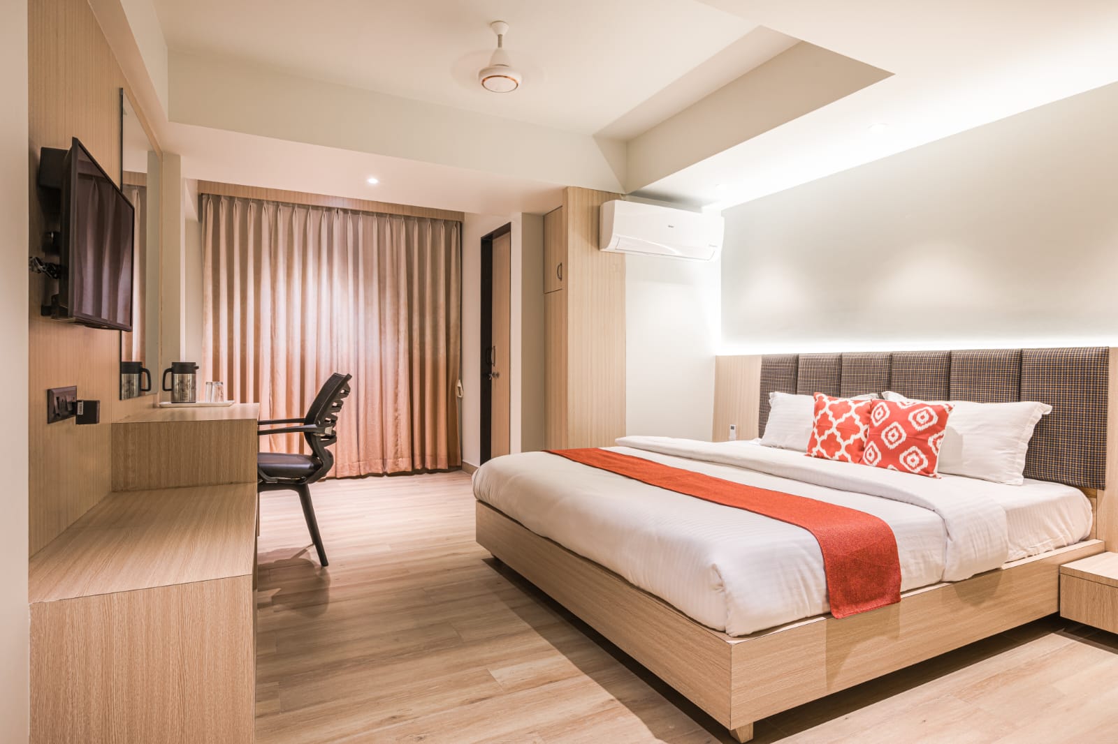 Avishkar Hotel 𝗕𝗢𝗢𝗞 Himmatnagar Hotel