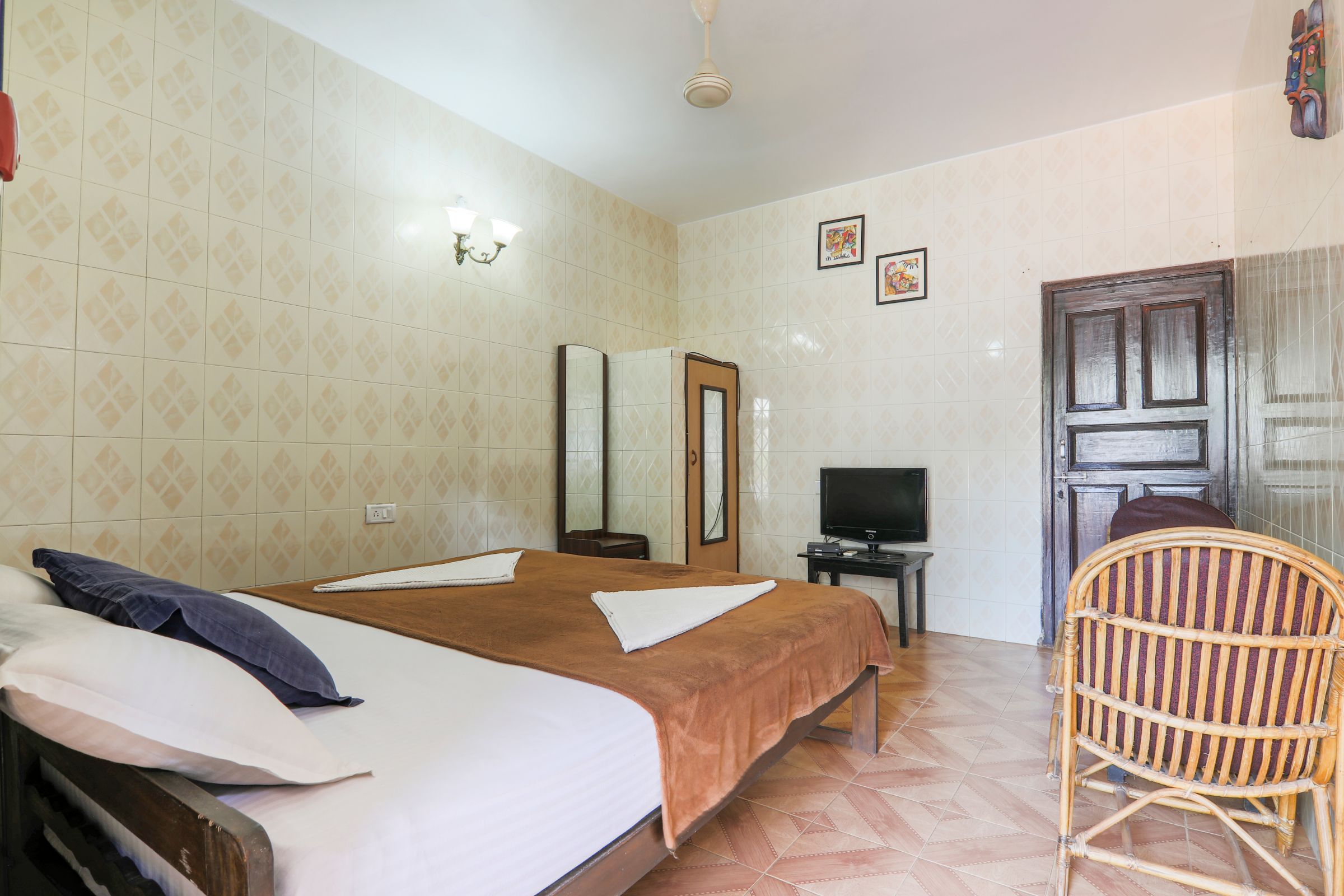 Glen's Corner 𝗕𝗢𝗢𝗞 Goa Guest House