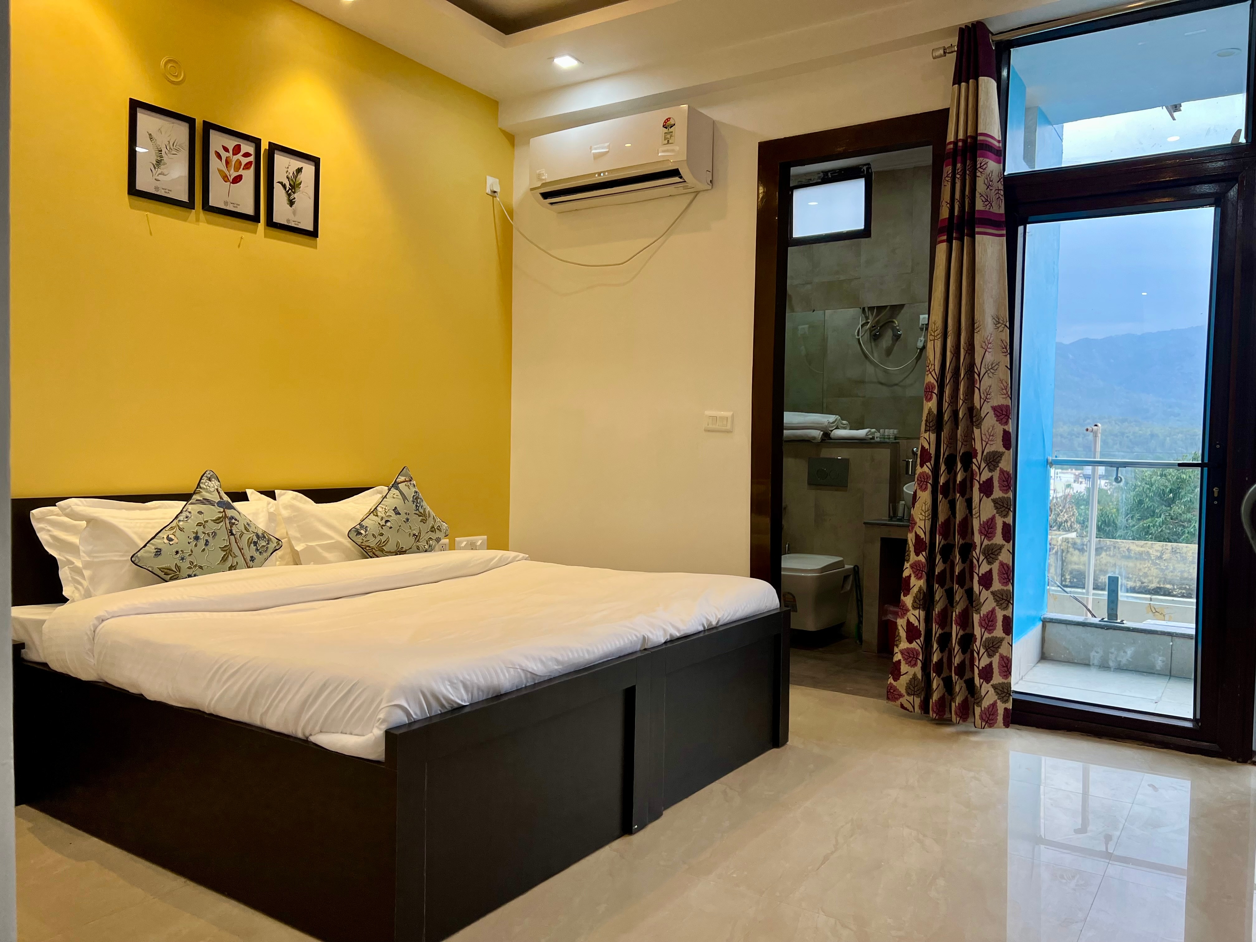 Daisy 3BHK by Wabi Sabi Stays With Private balcony 𝗕𝗢𝗢𝗞 Rishikesh Apartment
