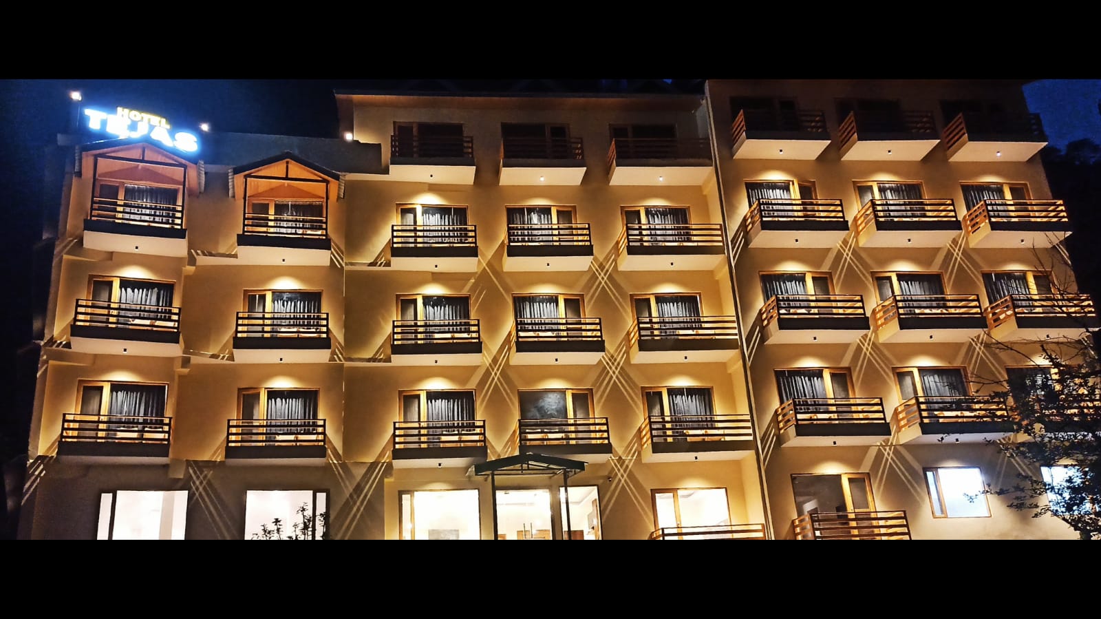 Hotel Tejas 𝗕𝗢𝗢𝗞 Manali Resort