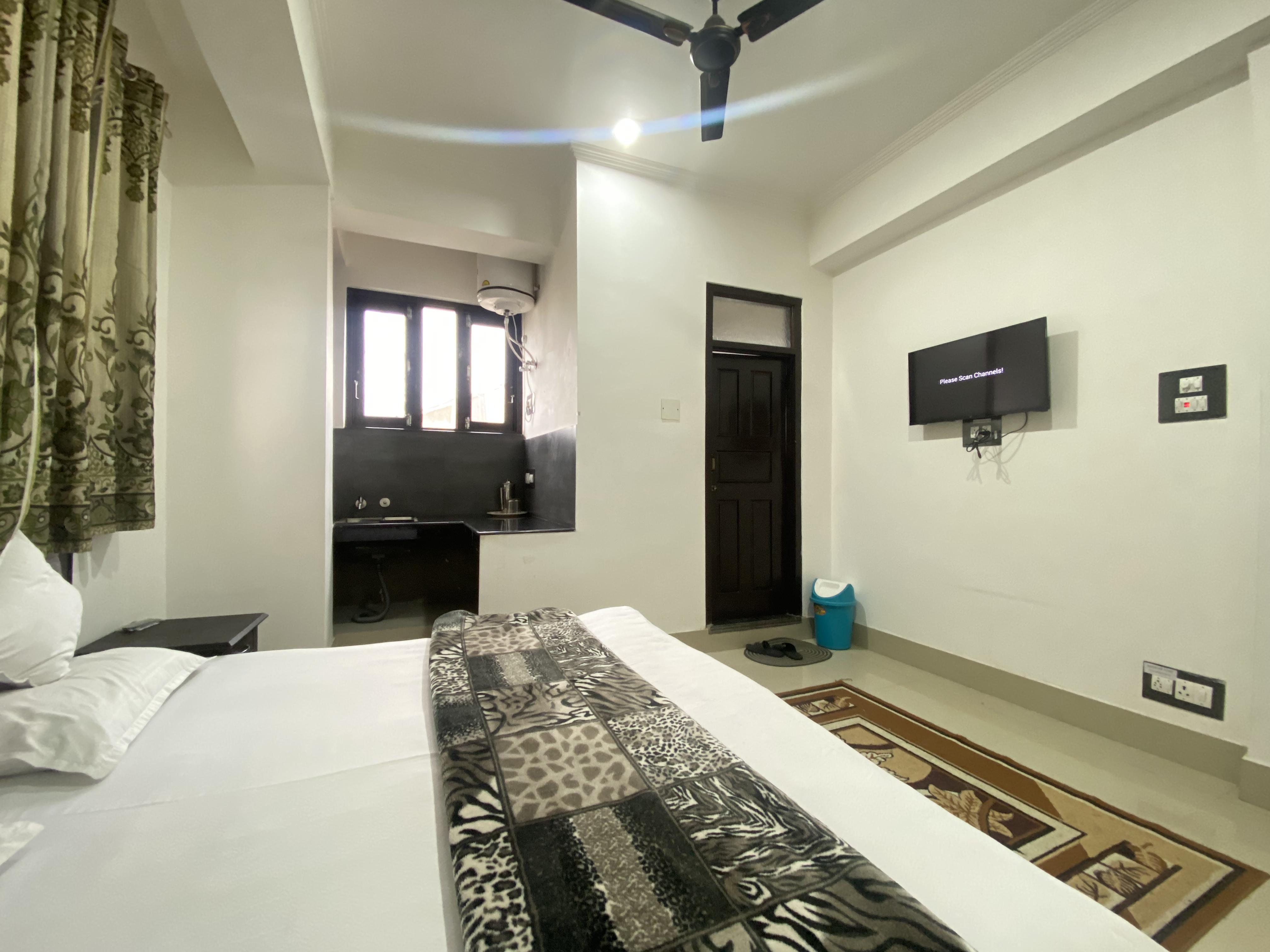 Hotel Royal Pamposh, Srinagar 𝗕𝗢𝗢𝗞 Srinagar Hotel