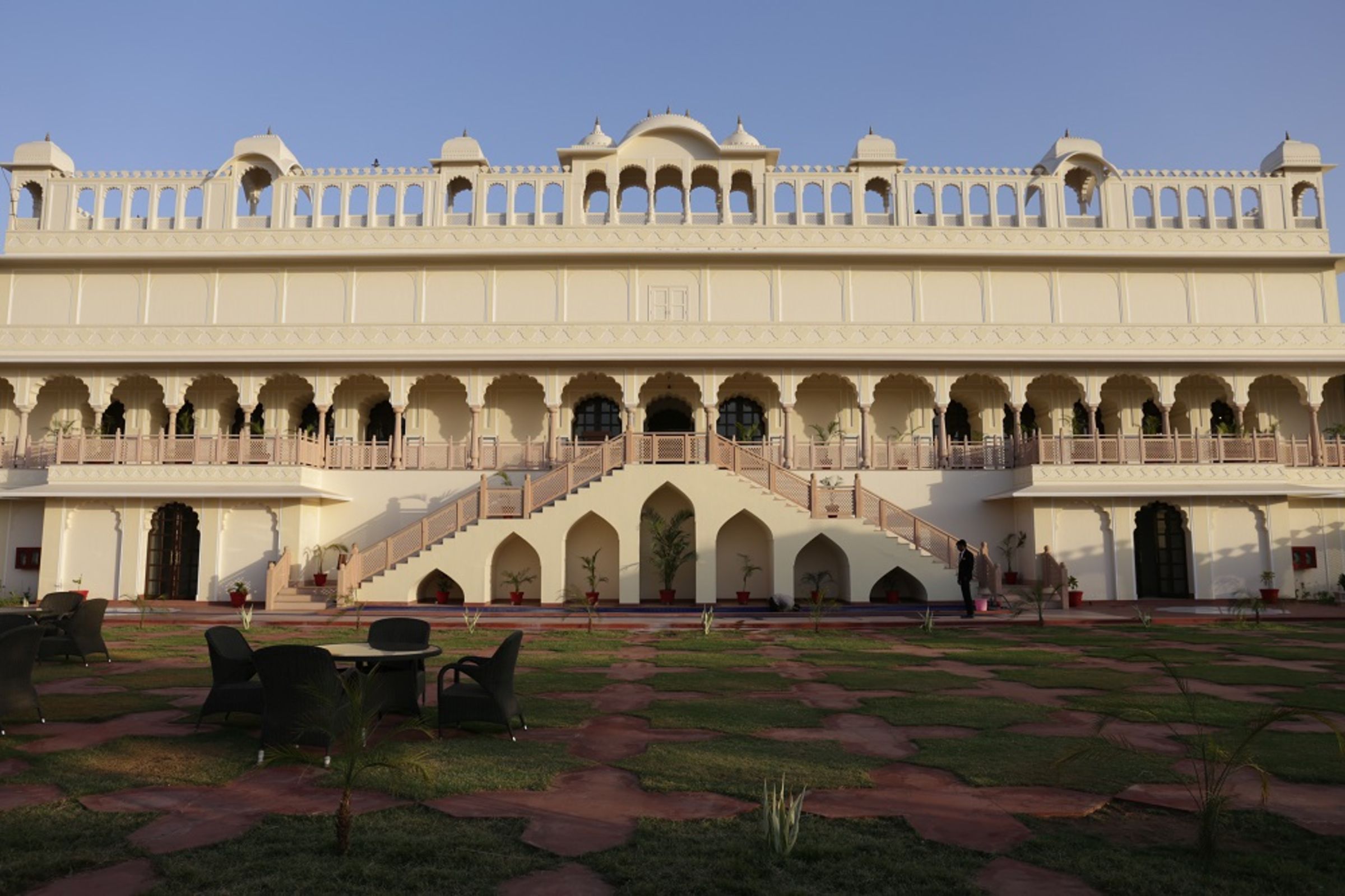 Laxmi Palace 𝗕𝗢𝗢𝗞 Dausa Hotel