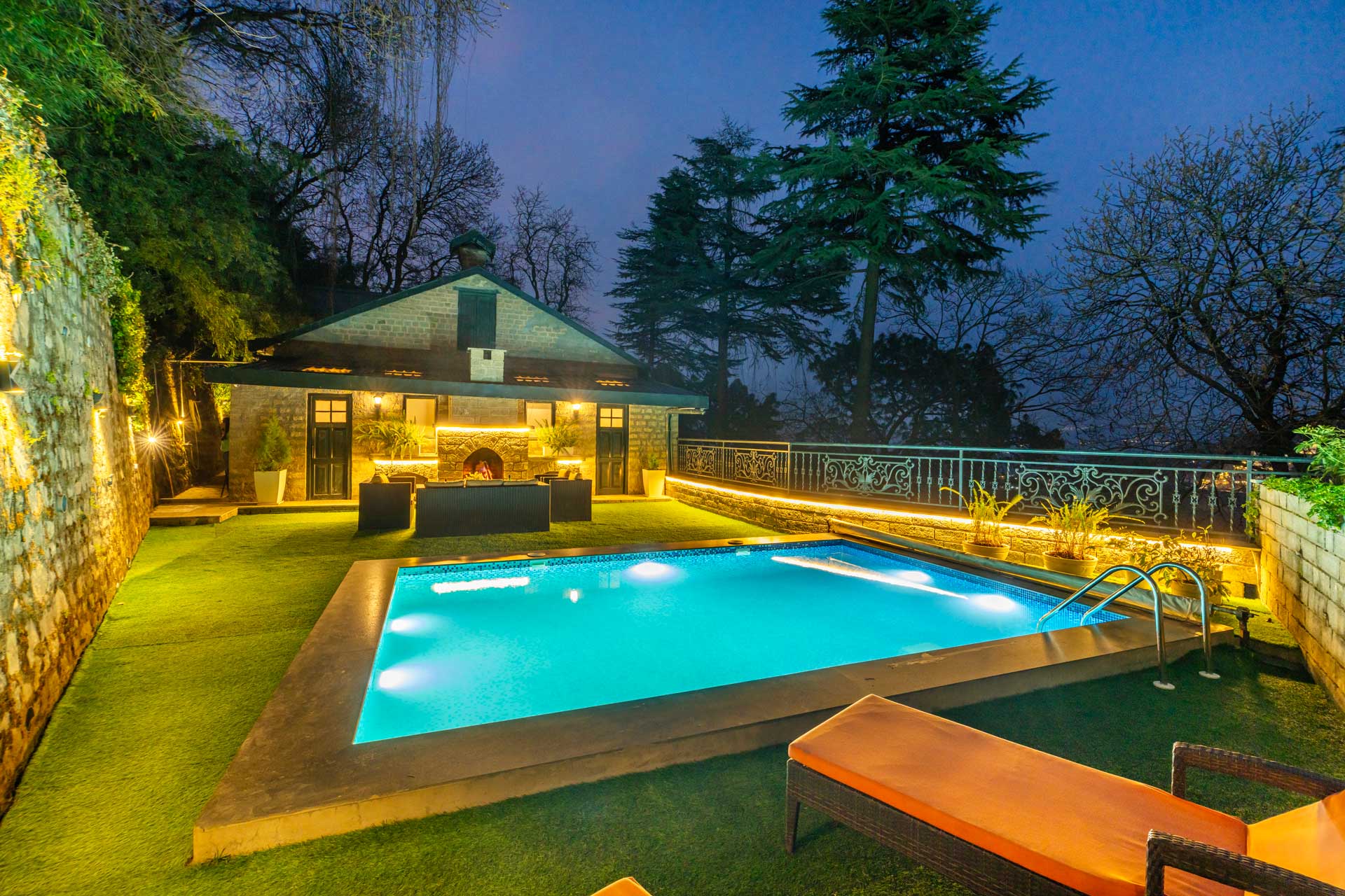 StayVista at Paris Villa W/ Outdoor Pool 𝗕𝗢𝗢𝗞 Kasauli Villa