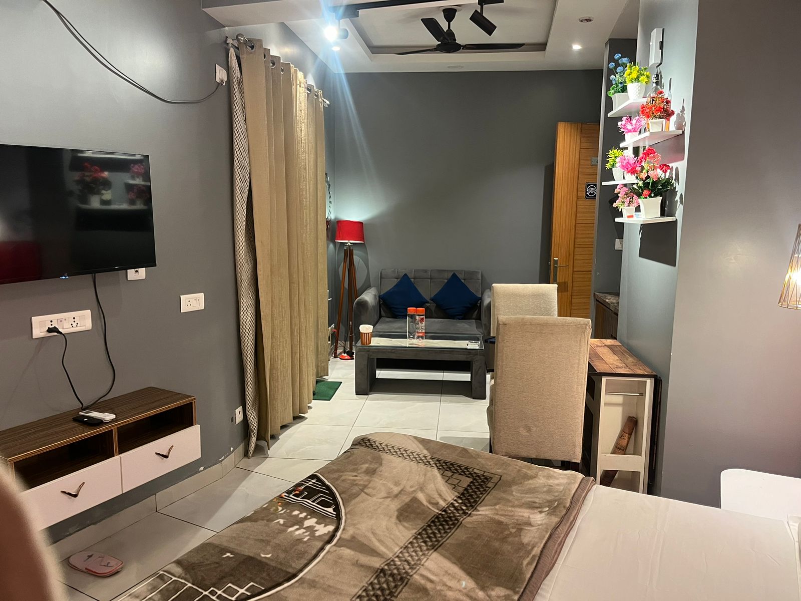 Matrix Studios 𝗕𝗢𝗢𝗞 Noida Homestay