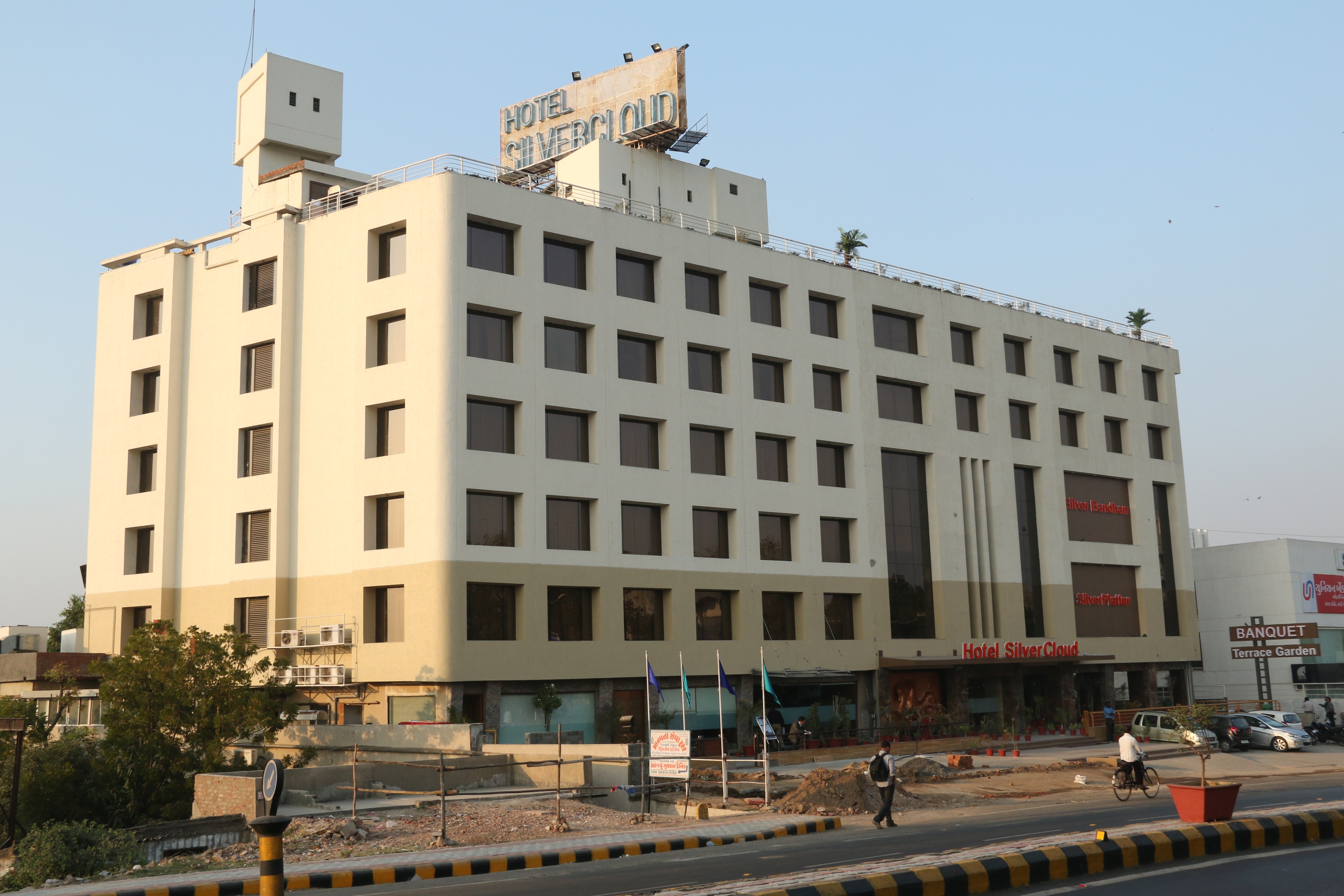 Hotel Silver Cloud 𝗕𝗢𝗢𝗞 Ahmedabad Hotel