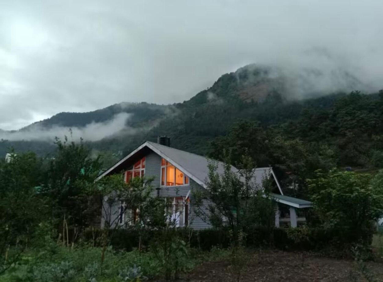 Quaint stays - By the river 𝗕𝗢𝗢𝗞 Manali Villa