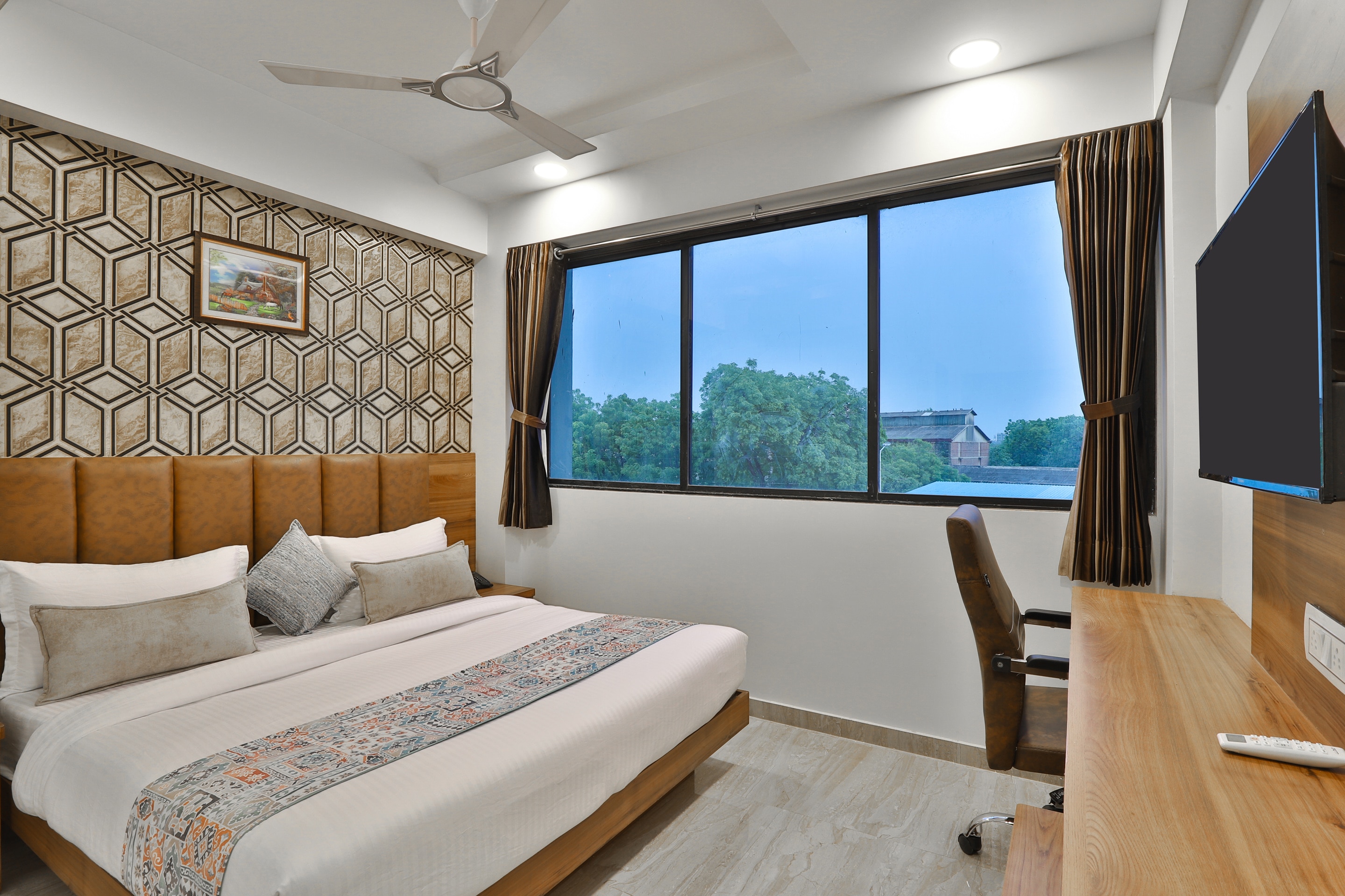 Hotel Red Rose,Ahmedabad Ahmedabad - Reviews, Photos & Offer