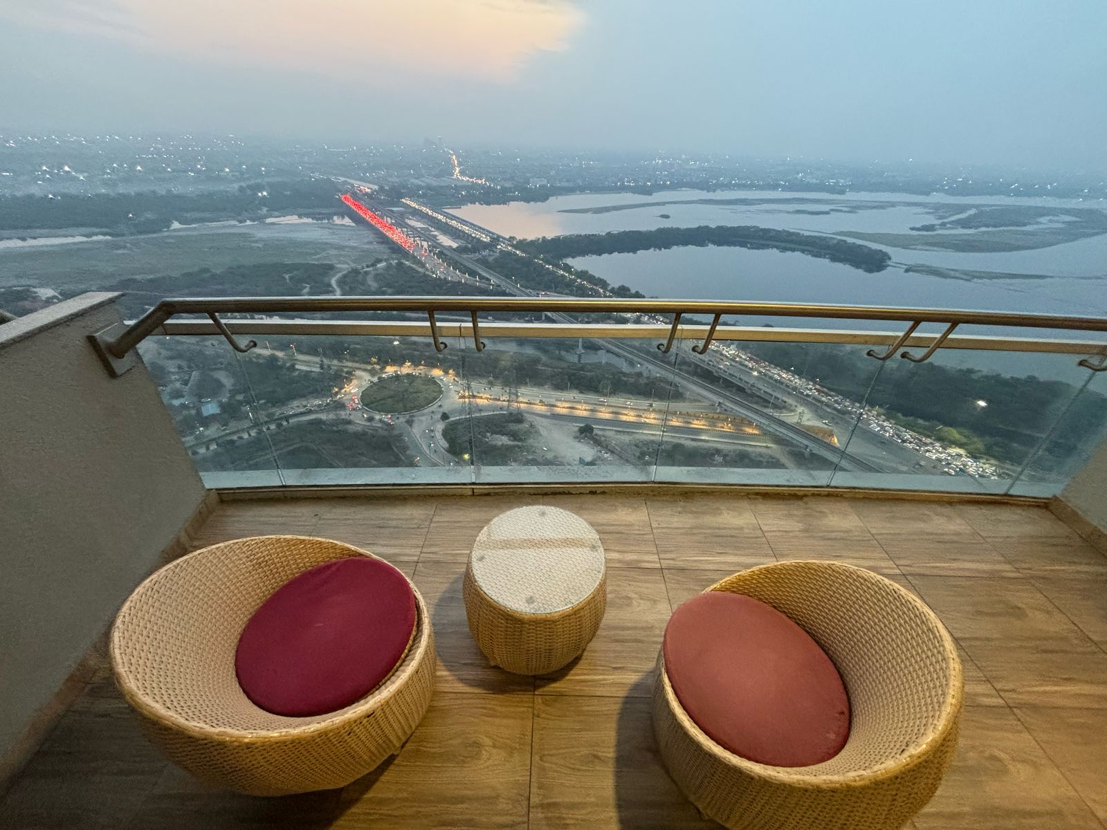 High sky inn 𝗕𝗢𝗢𝗞 Noida Apartment