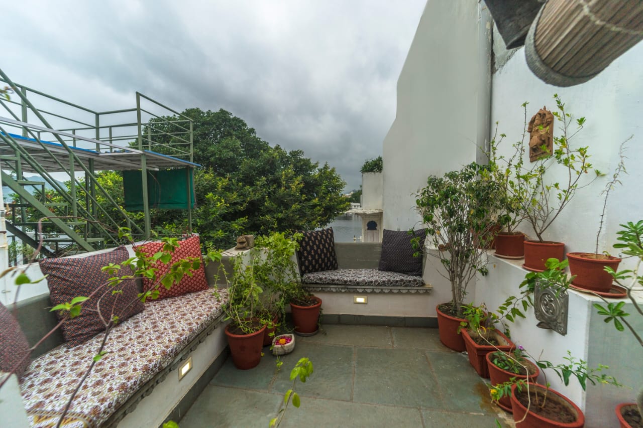 Udaipur Rosies Retreat. Lakeside Apartment 𝗕𝗢𝗢𝗞 Udaipur Apartment