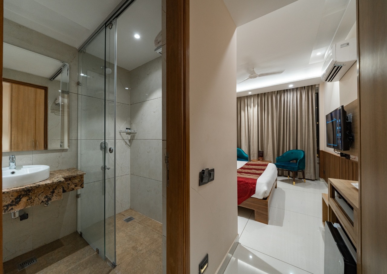 RADIUS HOTEL 𝗕𝗢𝗢𝗞 Mohali Hotel