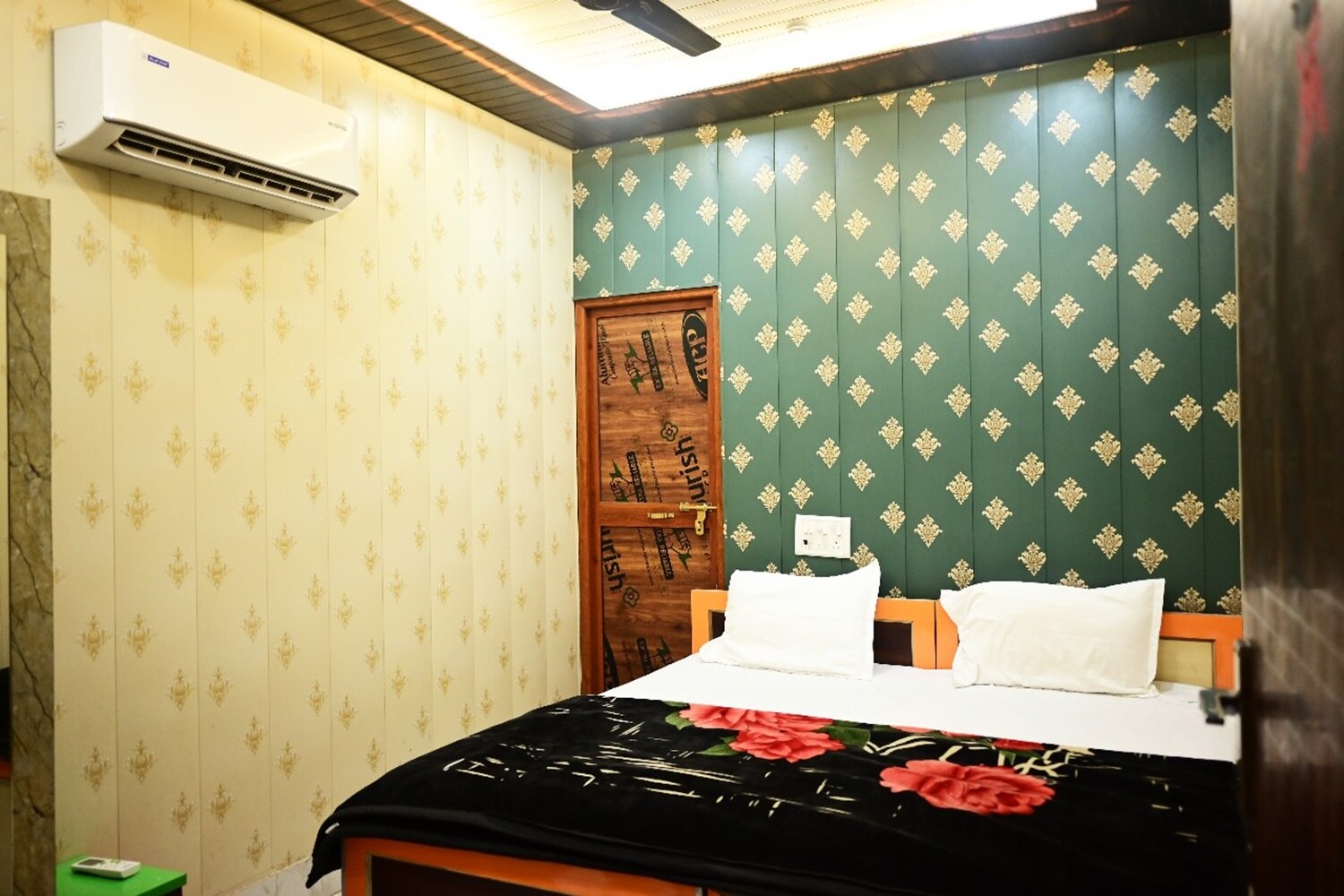 The Mansarovar Palaces 𝗕𝗢𝗢𝗞 Ayodhya Homestay