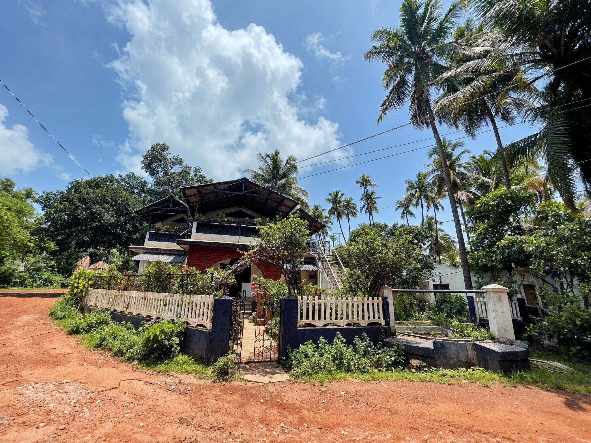 Blue Azure 5BR Villa walk to beach in Goa by Homeyhuts 𝗕𝗢𝗢𝗞 Goa Villa