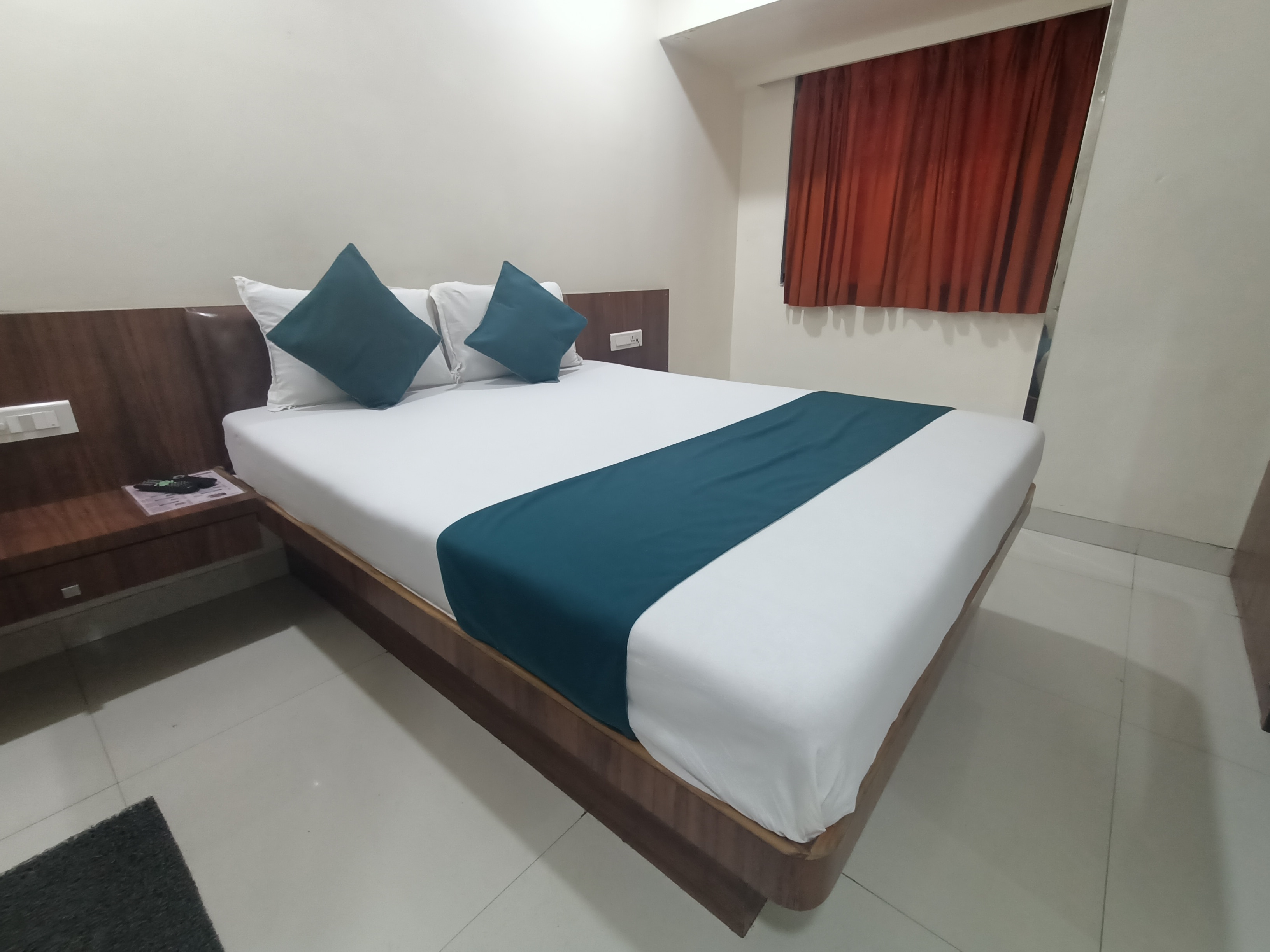 Samadhan Hotel 𝗕𝗢𝗢𝗞 Mumbai Hotel