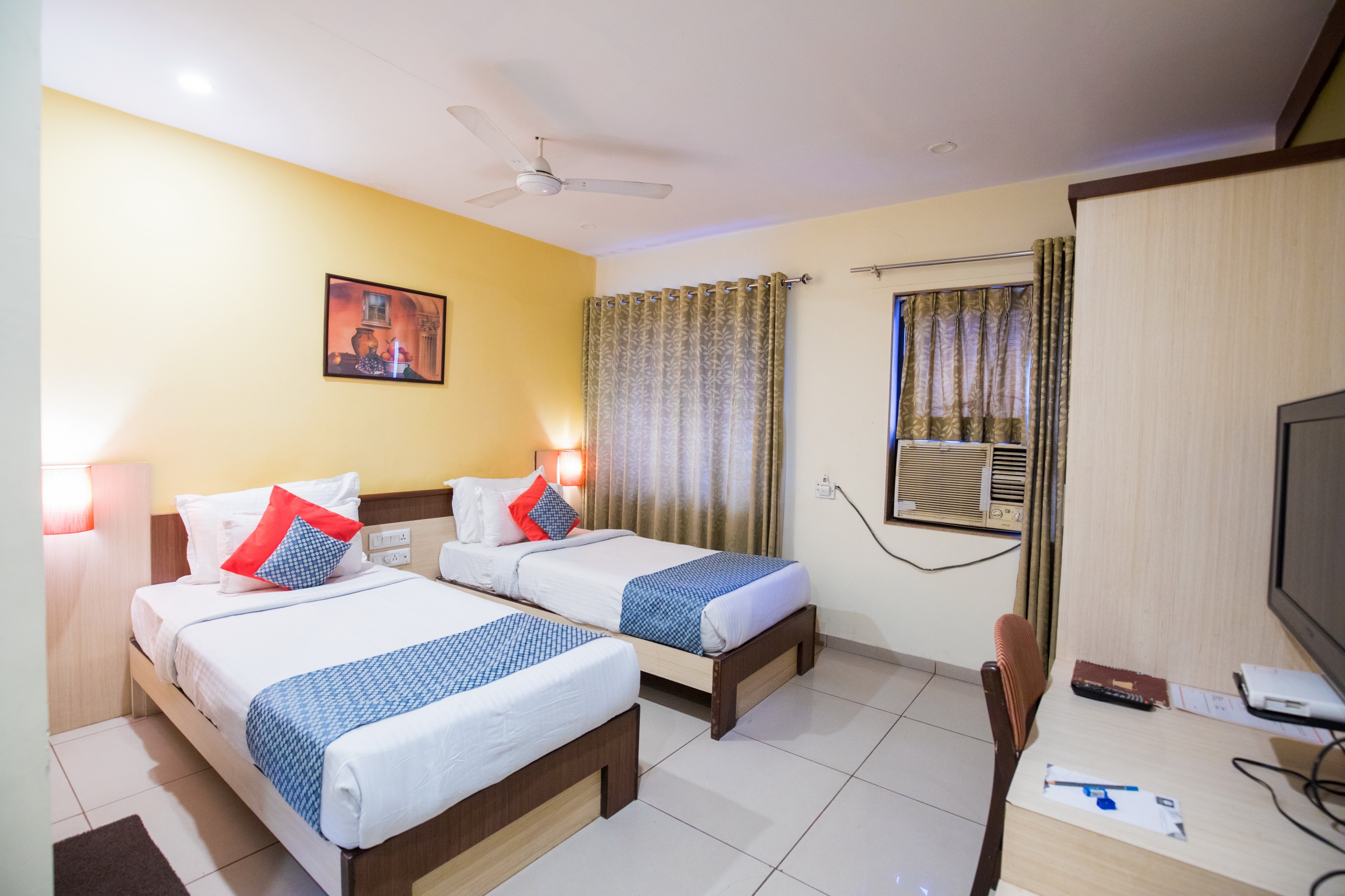 Galaxy Hotel 𝗕𝗢𝗢𝗞 Rajkot Hotel