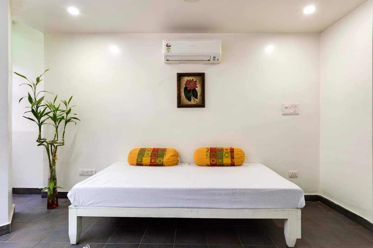 Studio 37 HKV with additional beautiful glass room 𝗕𝗢𝗢𝗞 Delhi Homestay