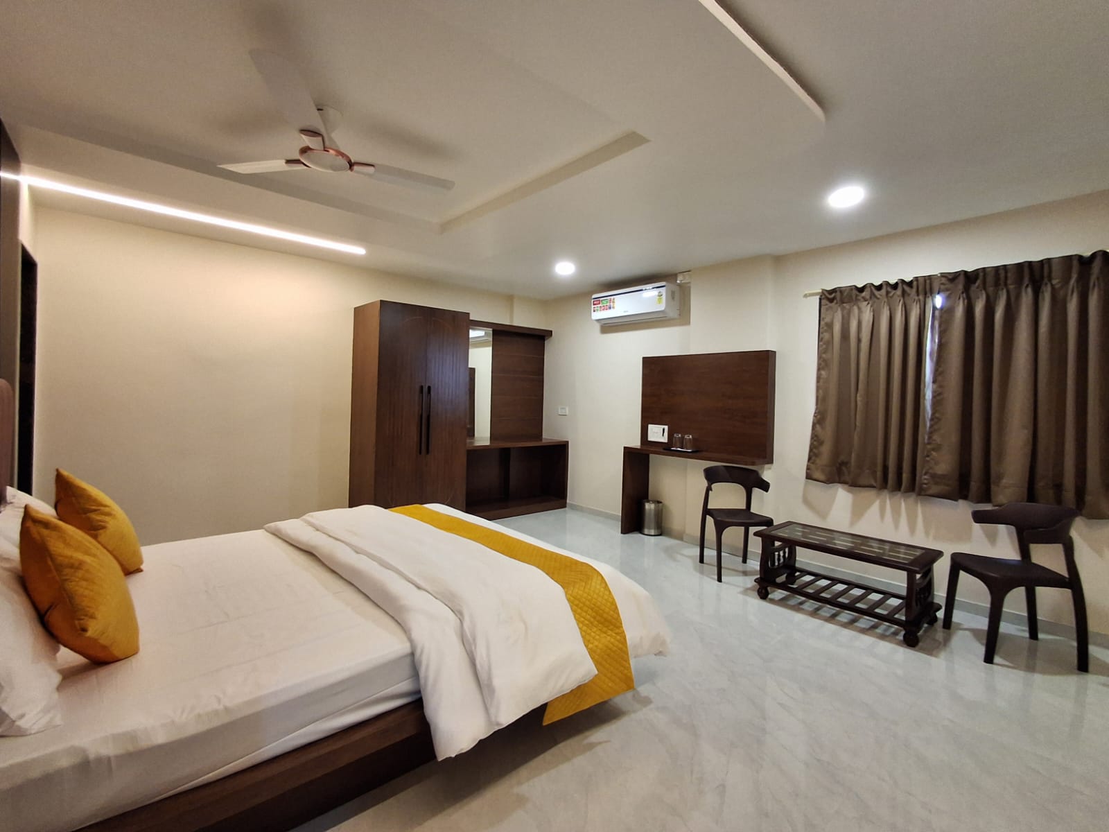 Hotel Kamal Grand 𝗕𝗢𝗢𝗞 Solapur Hotel