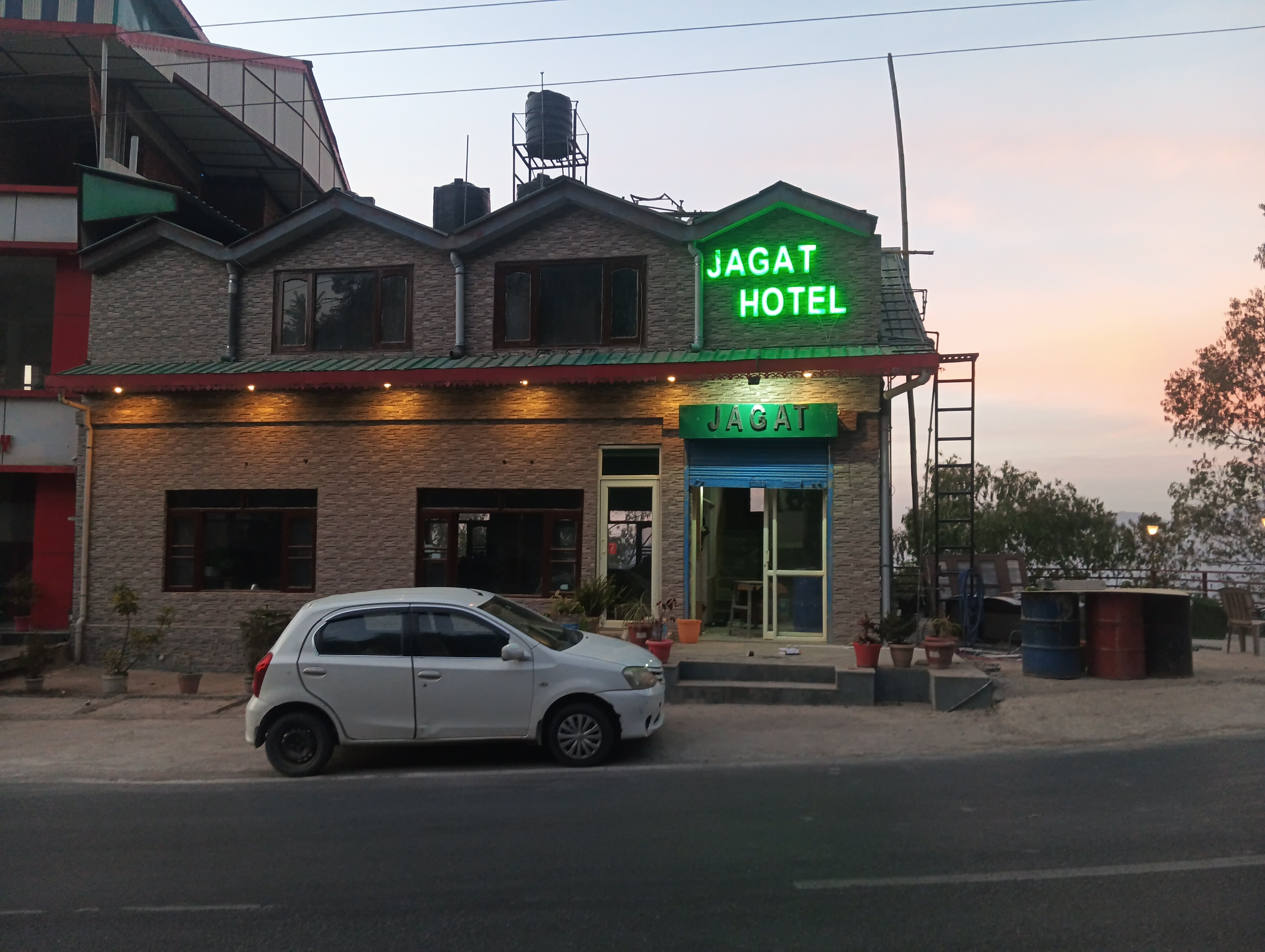 JAGAT HOTEL & EKANT RESTAURANT 𝗕𝗢𝗢𝗞 Darlaghat Hotel