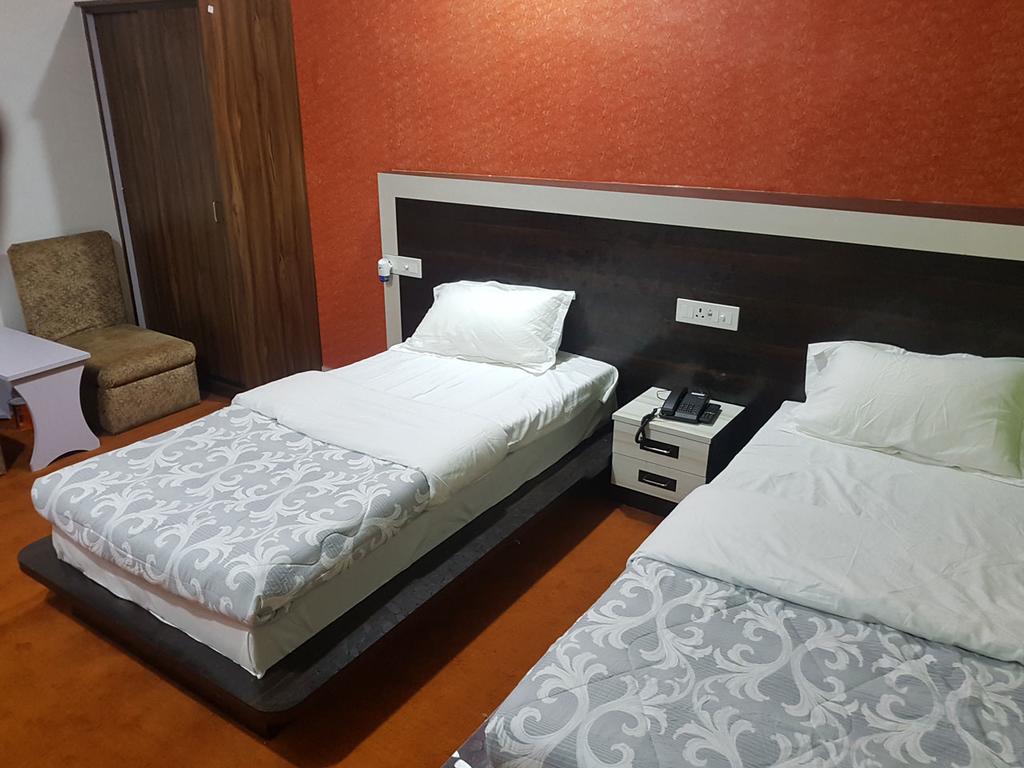 HITARTH HOTEL 𝗕𝗢𝗢𝗞 Naugarh Hotel