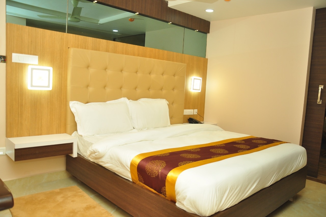 Hotel Adithya Prince International 𝗕𝗢𝗢𝗞 Eluru Hotel