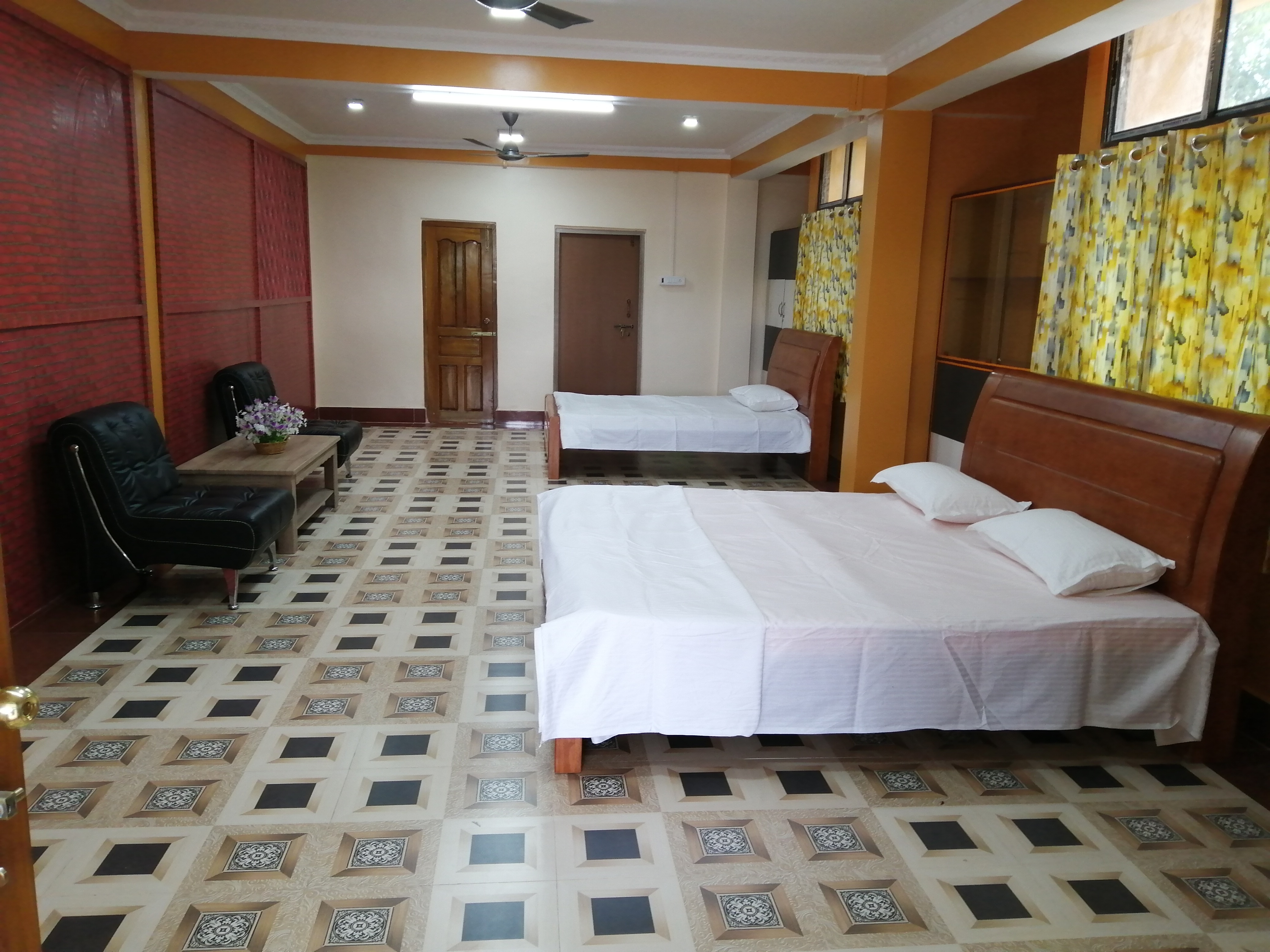 Chandras Residency 𝗕𝗢𝗢𝗞 Imphal Homestay