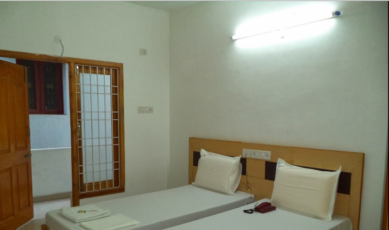 Samrat Guest house 𝗕𝗢𝗢𝗞 Chennai Guest House