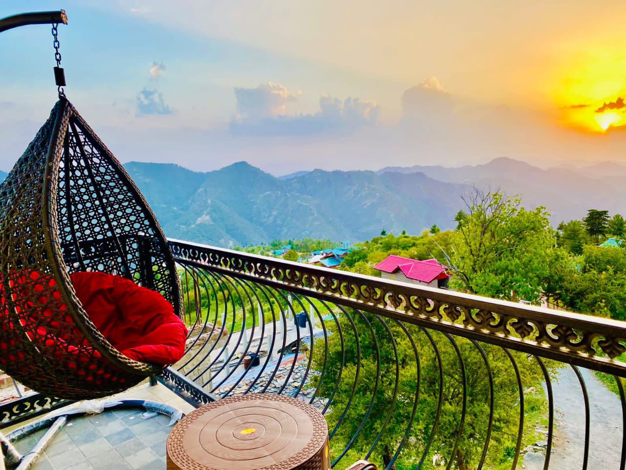 Mashobra Valley with Balcony 𝗕𝗢𝗢𝗞 Mashobra Homestay