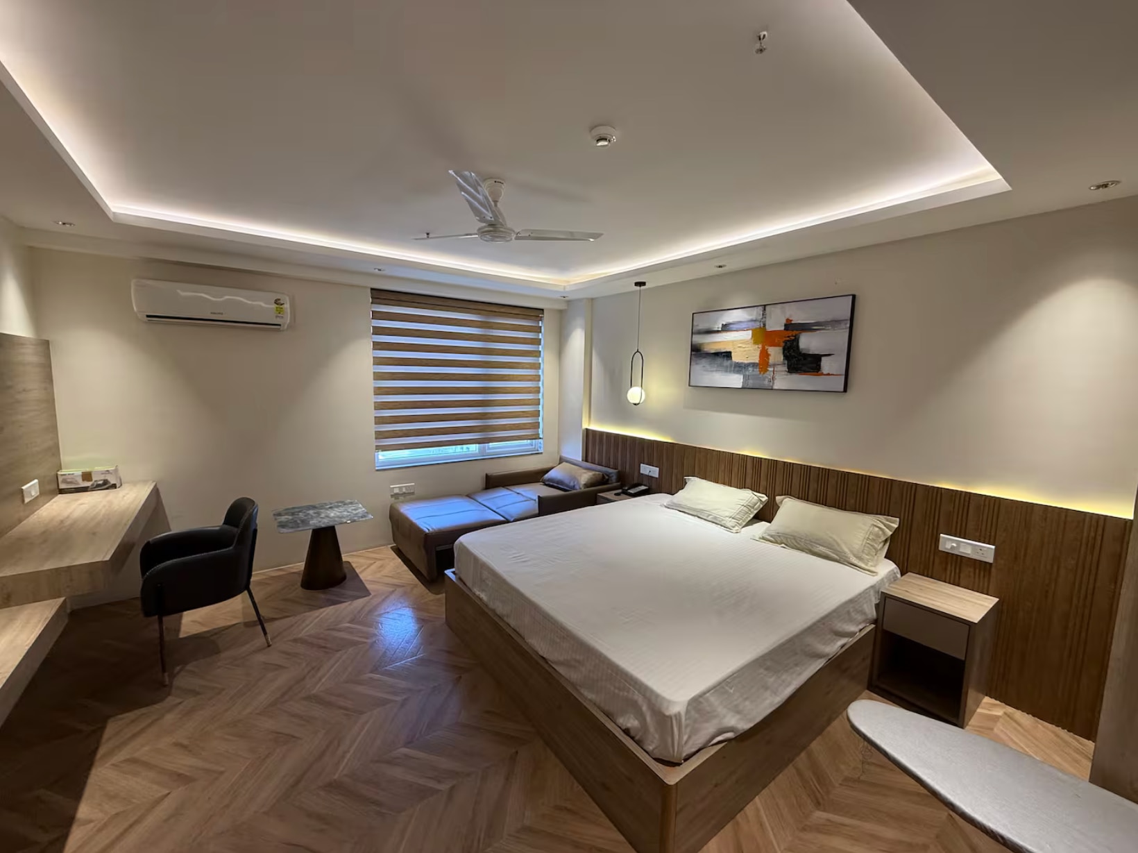 TwiLite Stays 𝗕𝗢𝗢𝗞 Noida Apartment