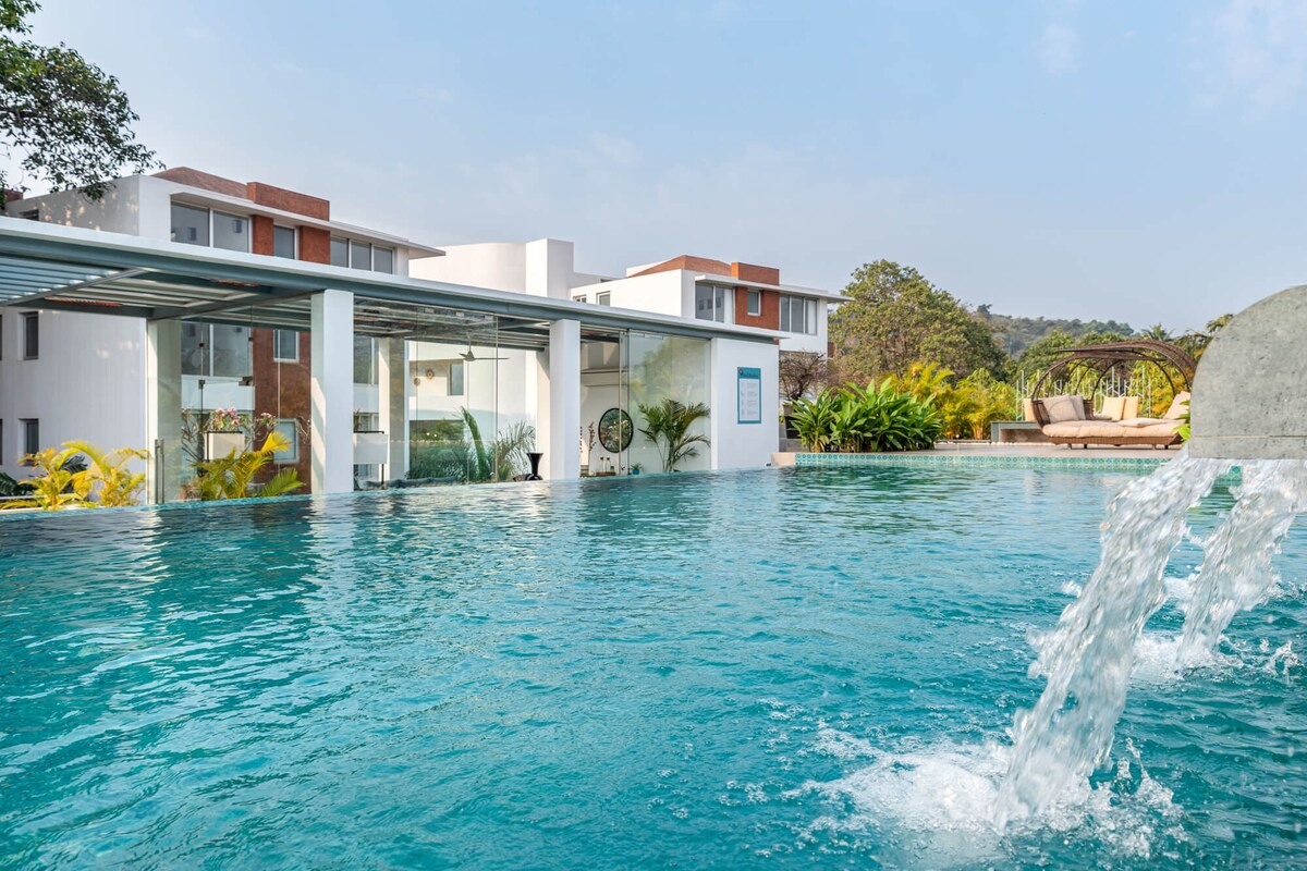 2Bed Stylish Home with Rooftop Pool near Candolim Beach 𝗕𝗢𝗢𝗞 Goa Apartment