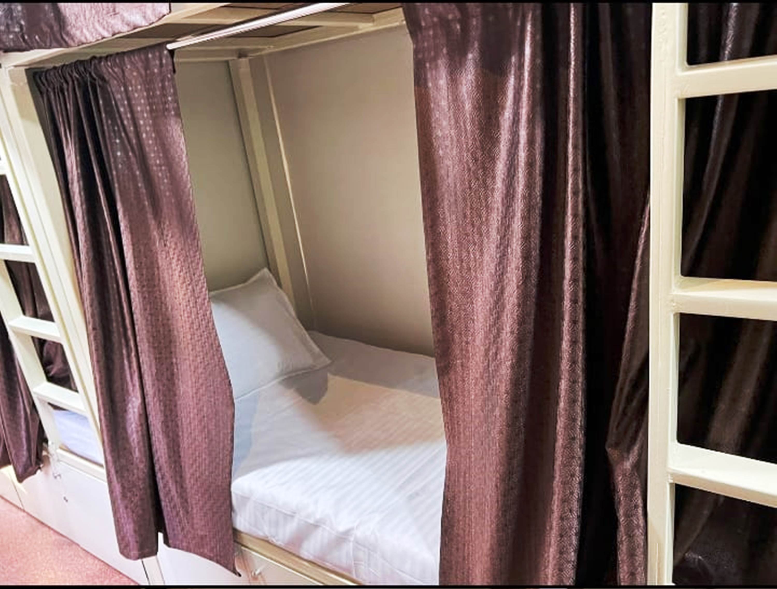 New Rest Inn AC Dormitory 𝗕𝗢𝗢𝗞 Mumbai Hostel