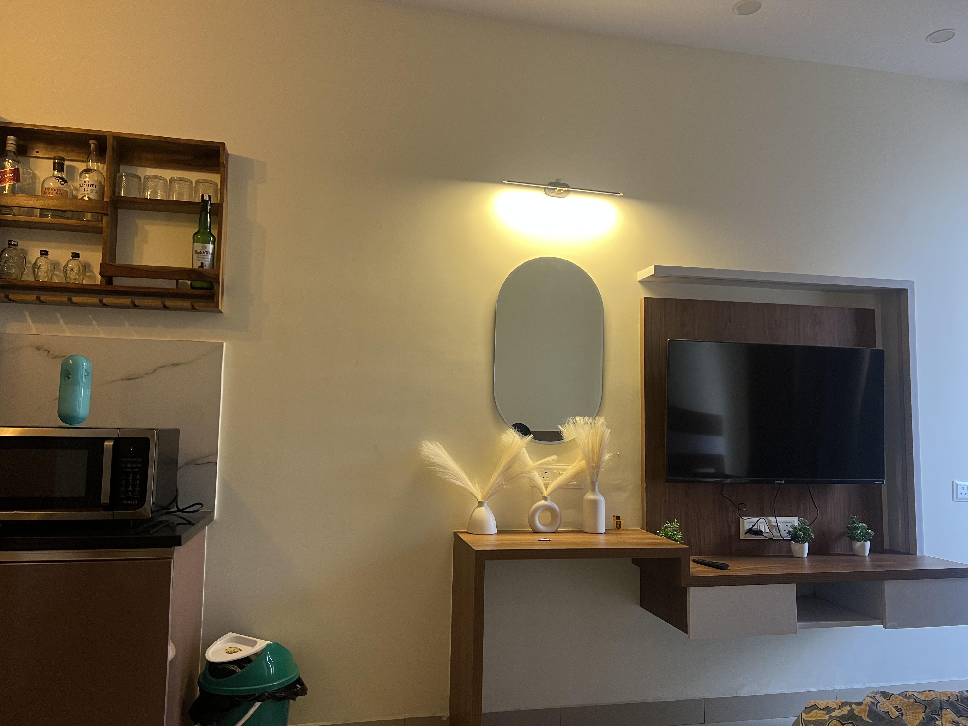 Serenee Stayy 𝗕𝗢𝗢𝗞 Greater Noida Apartment