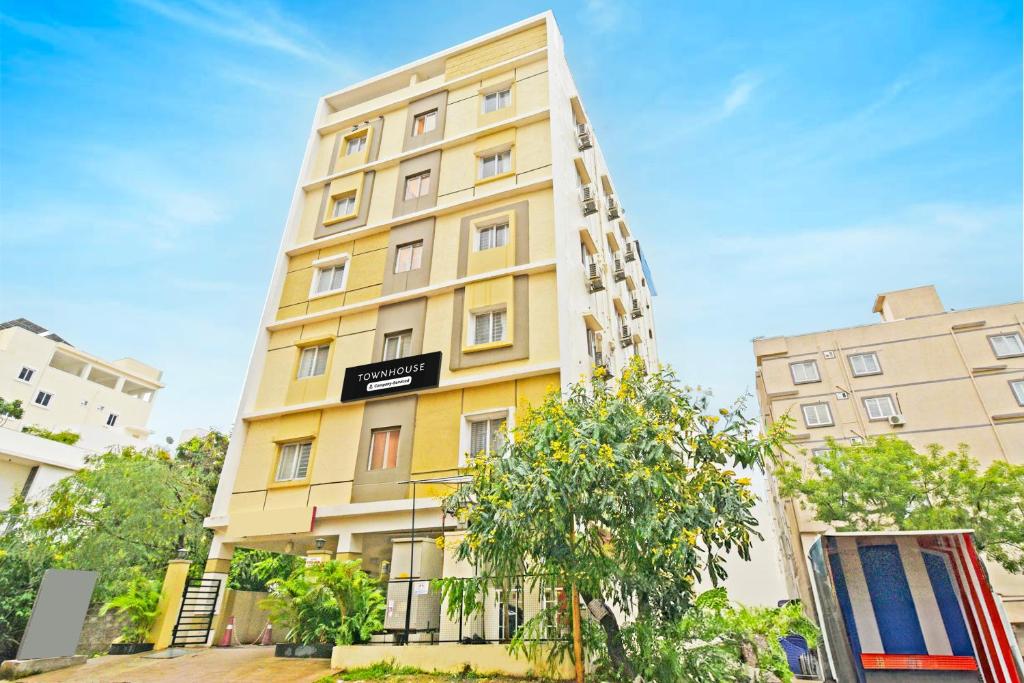 Townhouse Chandanagar Railway Station 𝗕𝗢𝗢𝗞 Hyderabad Hotel