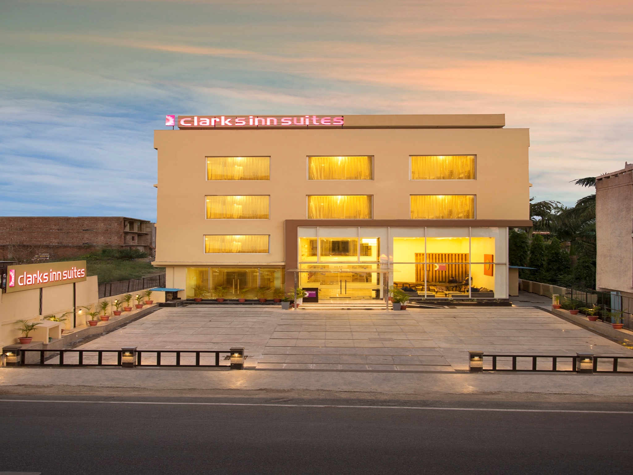 Clarks Inn Suites Katra 𝗕𝗢𝗢𝗞 Katra Hotel