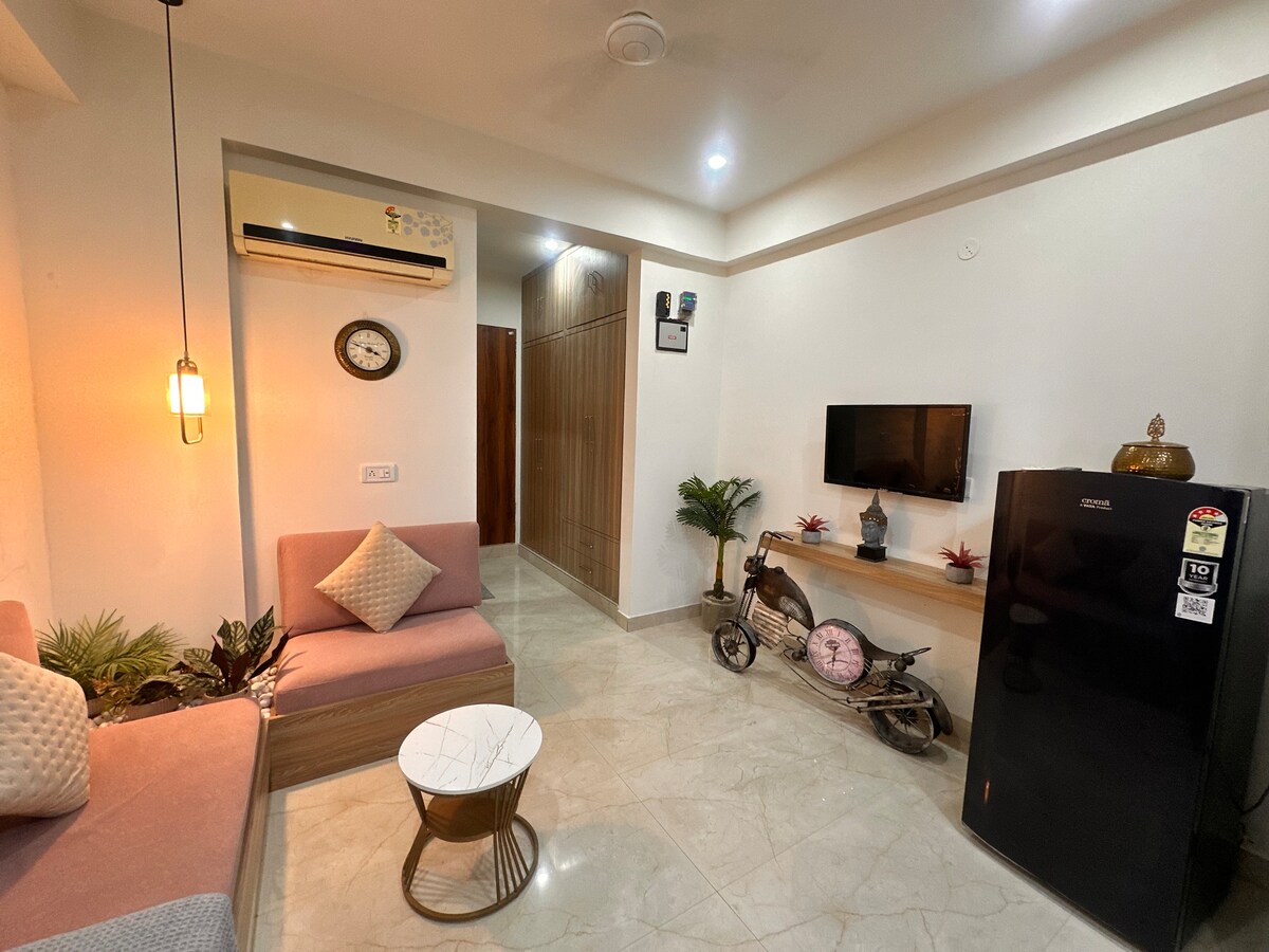 Rose 1BHK Near Hawa Mahal Newly Built Balcony 𝗕𝗢𝗢𝗞 Jaipur Apartment