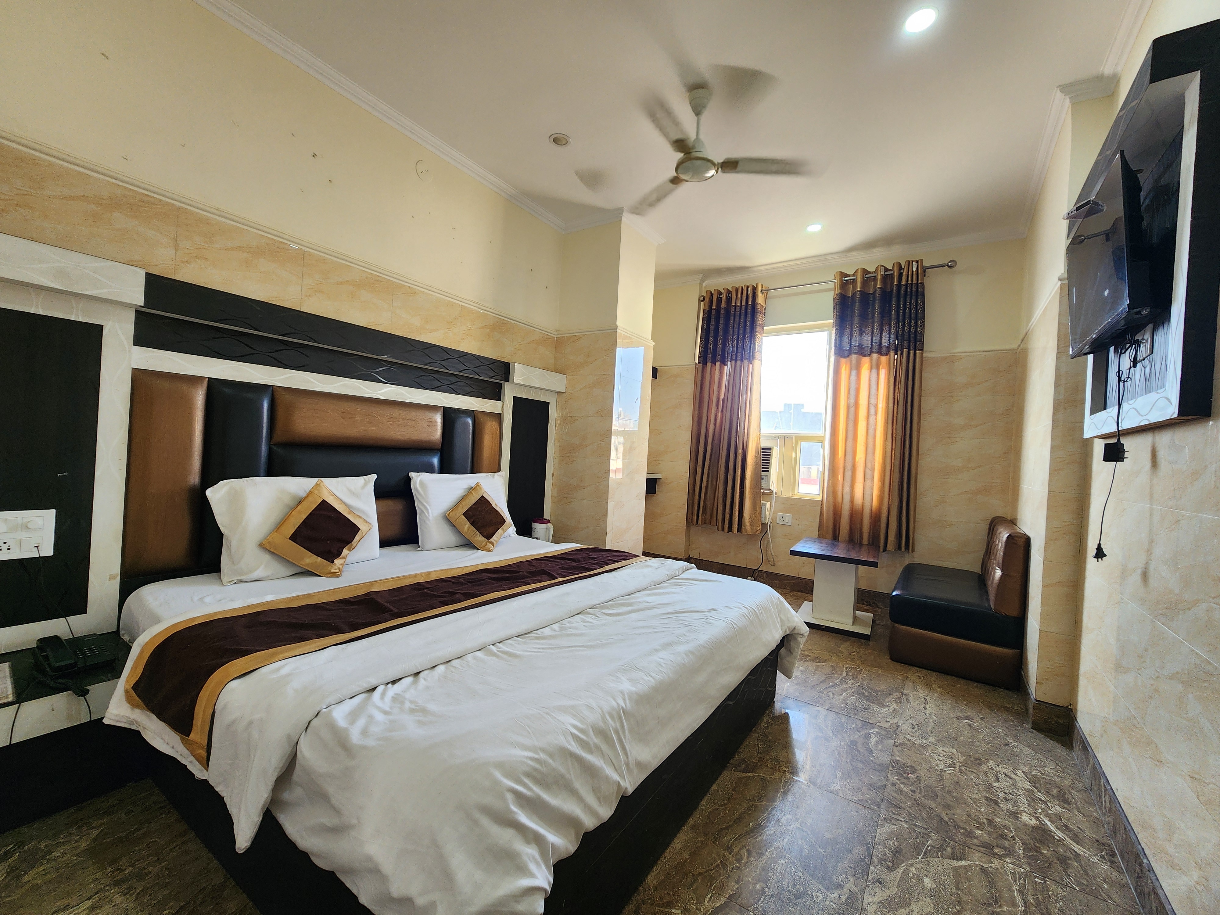 THE ROYAL TIRATH 𝗕𝗢𝗢𝗞 Katra Hotel