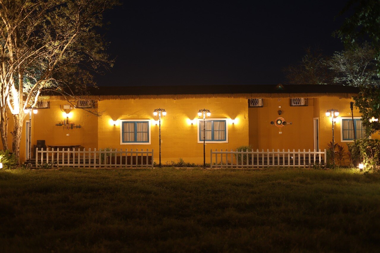 luxurious premium farm room 01 𝗕𝗢𝗢𝗞 Raisen Farm House