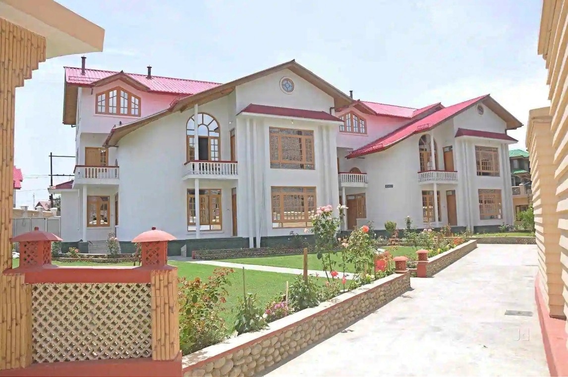Hotel Al Azrah, Rajbagh Srinagar 𝗕𝗢𝗢𝗞 Srinagar Hotel