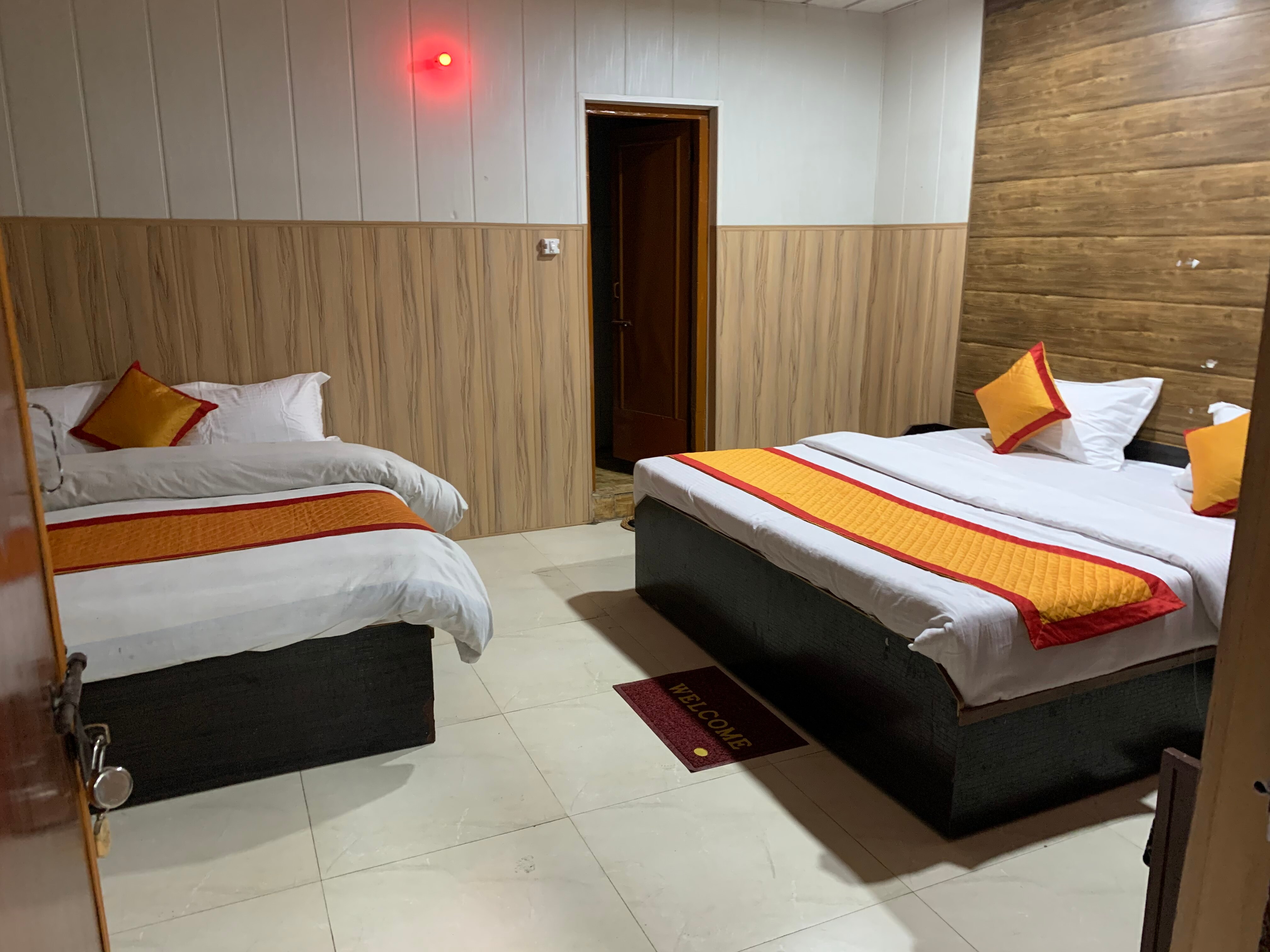 Hotel Neelam Raj 𝗕𝗢𝗢𝗞 Nainital Hotel