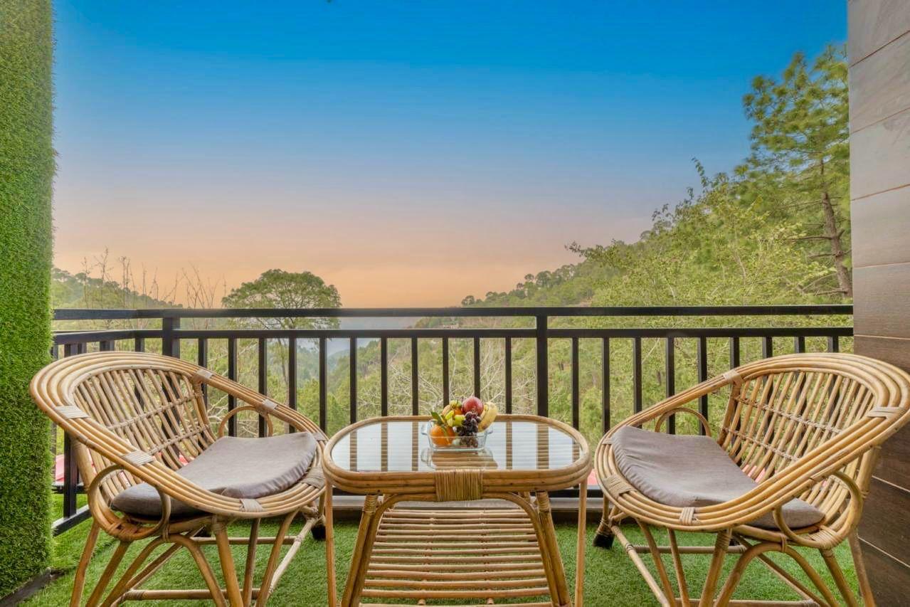 Snowfall View In Kasauli by Splendid Hotels 𝗕𝗢𝗢𝗞 Kasauli Homestay