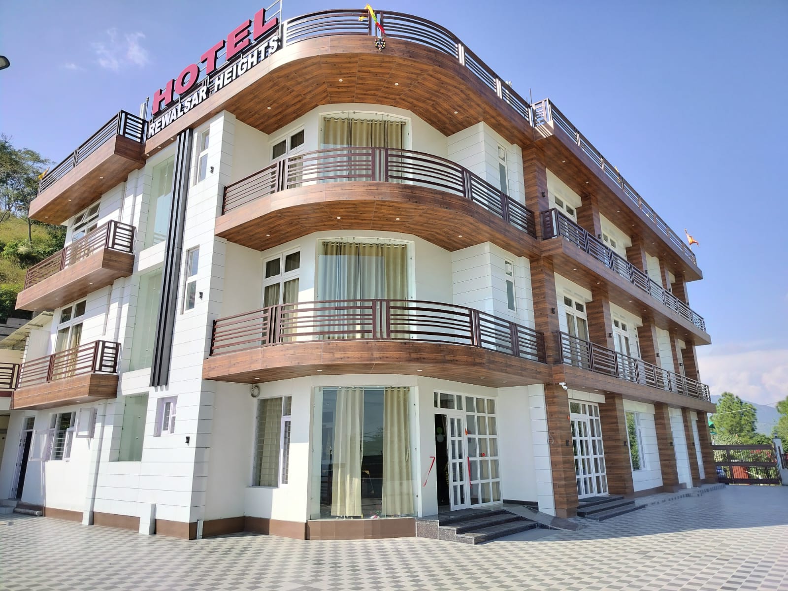 Hotel Rewalsar Heights 𝗕𝗢𝗢𝗞 Mandi Hotel