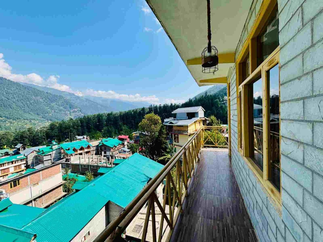 Airship Hostel |Rooms Dorms and Cafe with Hill View 𝗕𝗢𝗢𝗞 Manali Hostel