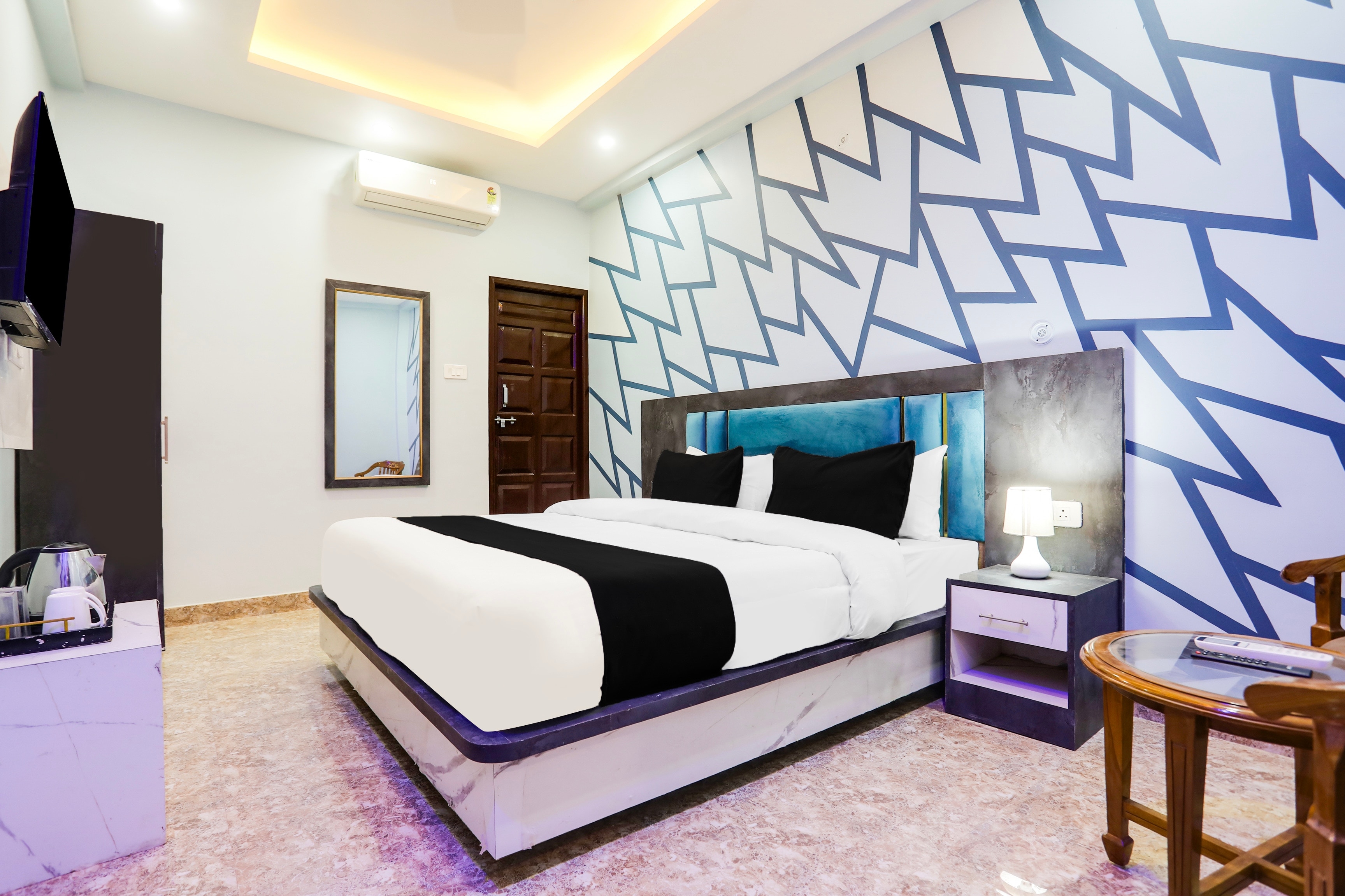 Collection O Godowliya Varanasi Hotel Varanasi - Reviews, Photos & Offer