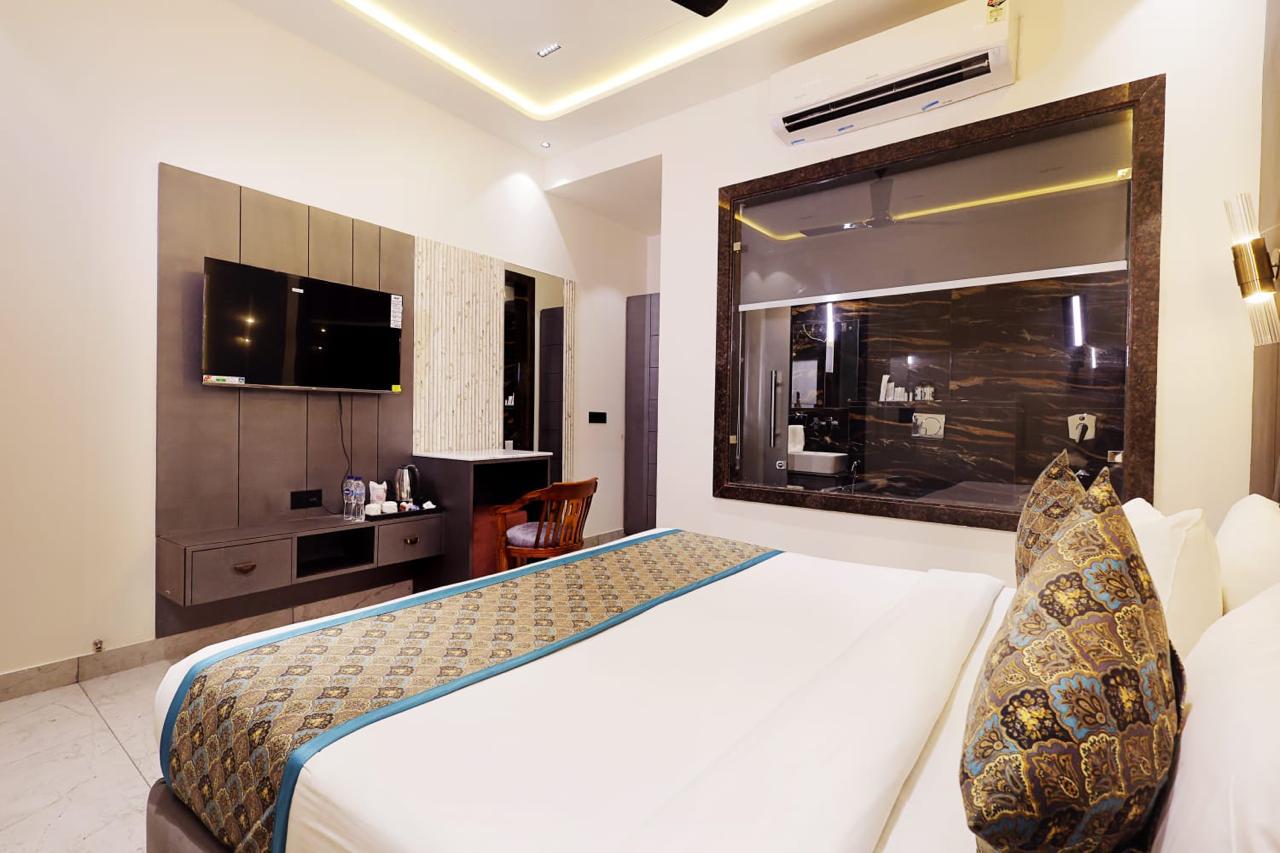 Hotel Madhav Palace 𝗕𝗢𝗢𝗞 Mathura Hotel